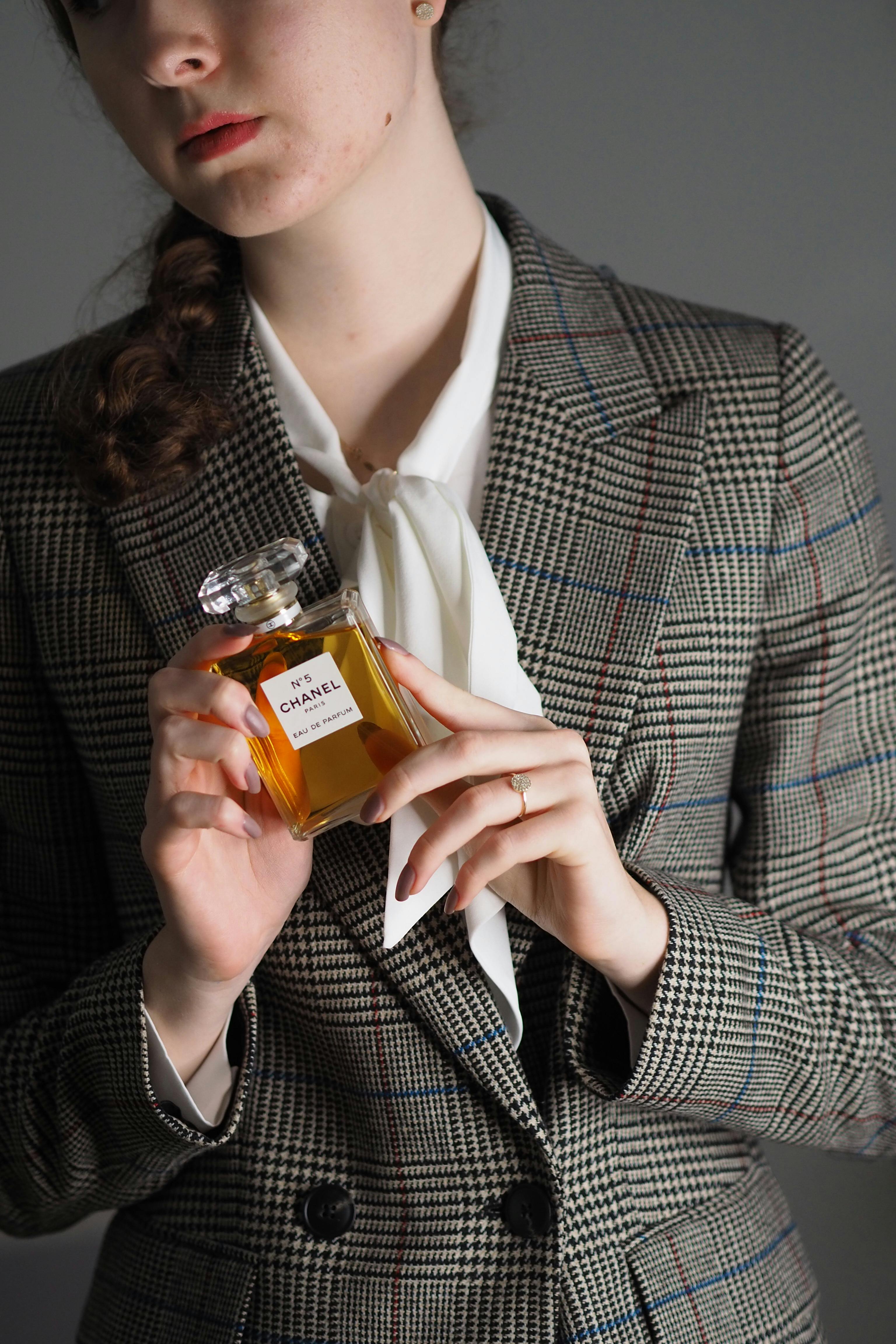 Image Of Someone Holding Perfume Photos, Download The BEST Free Image ...