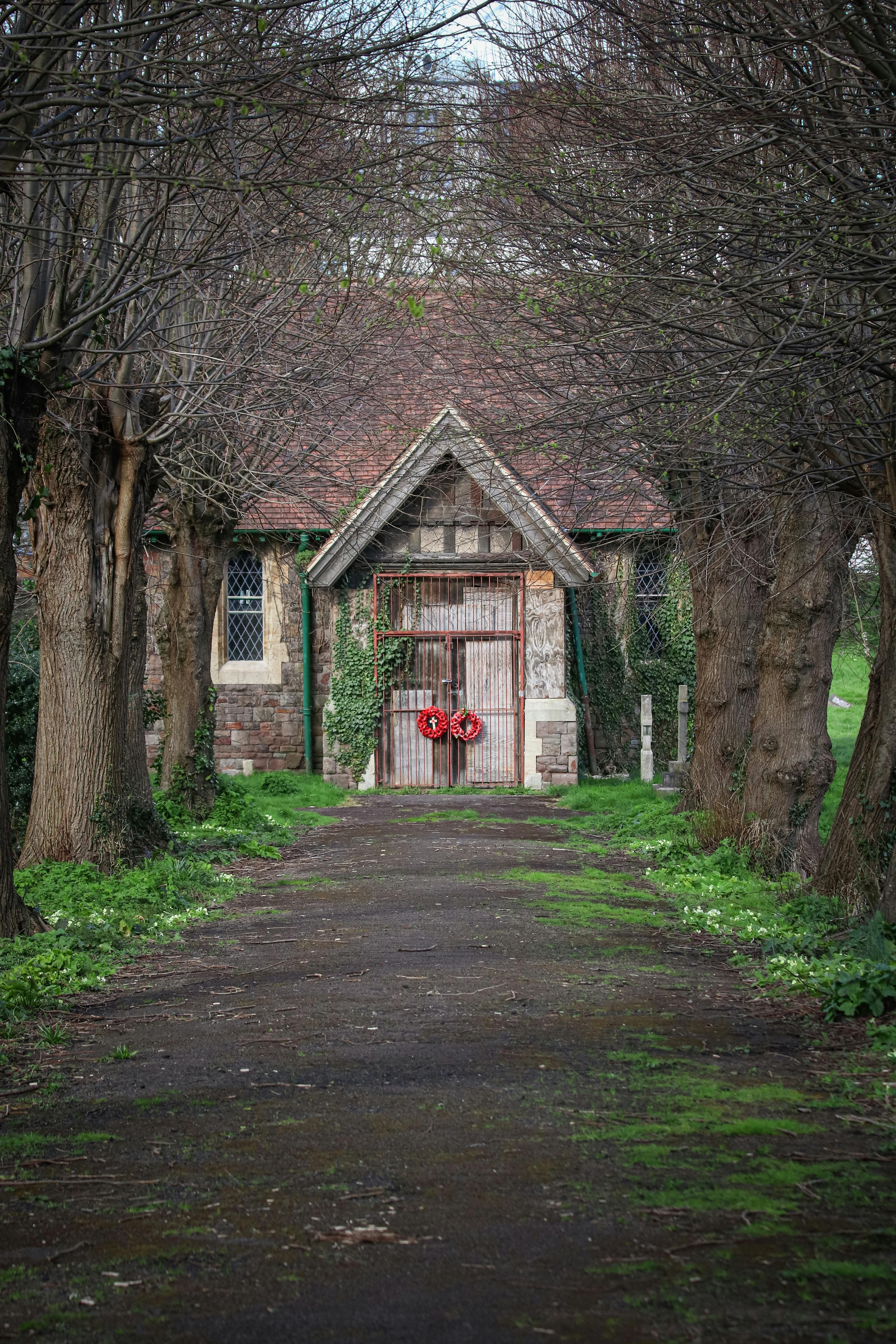 St. Mary Redcliffe Cemetery in England · Free Stock Photo