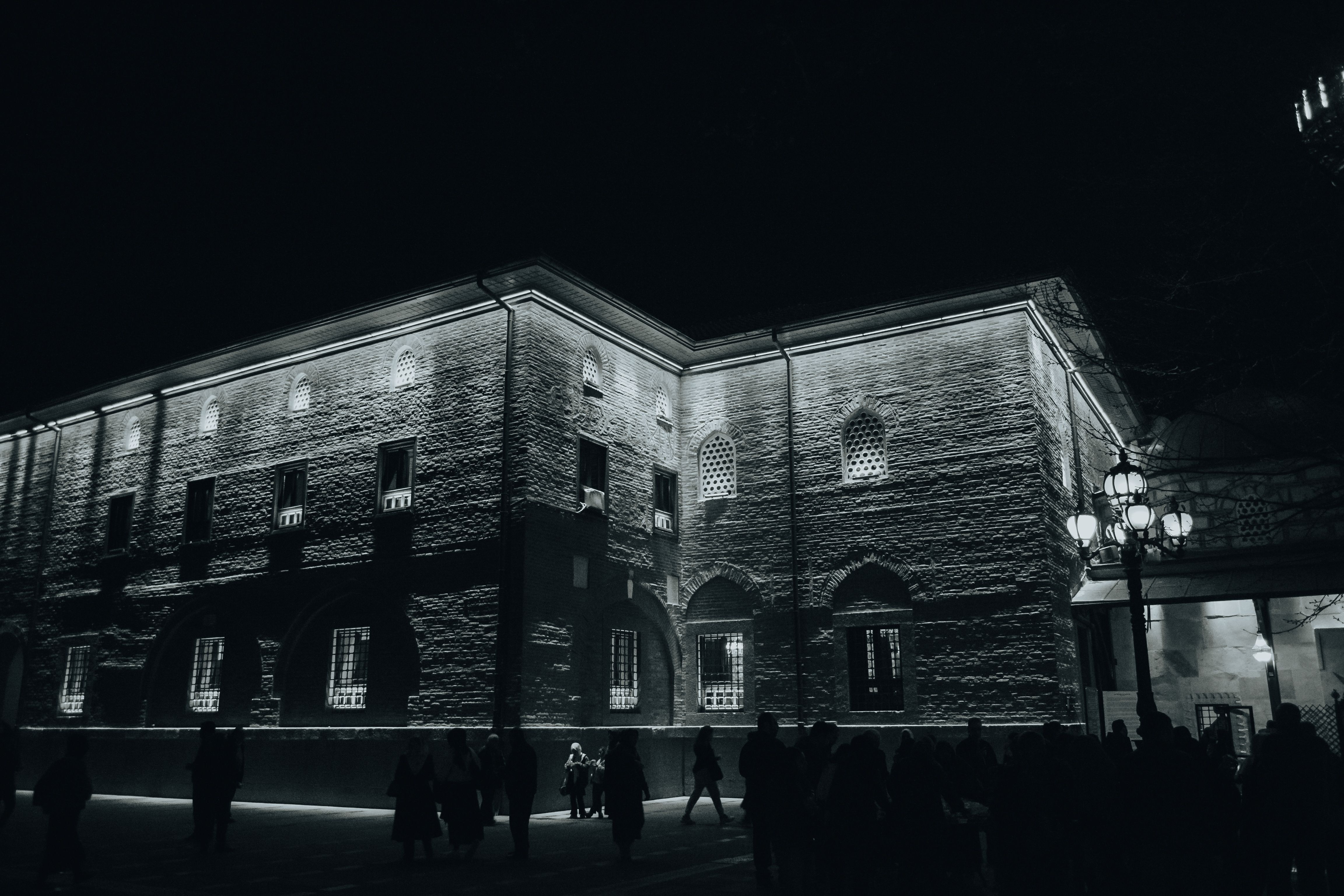 Building and People in Darkness at Night · Free Stock Photo