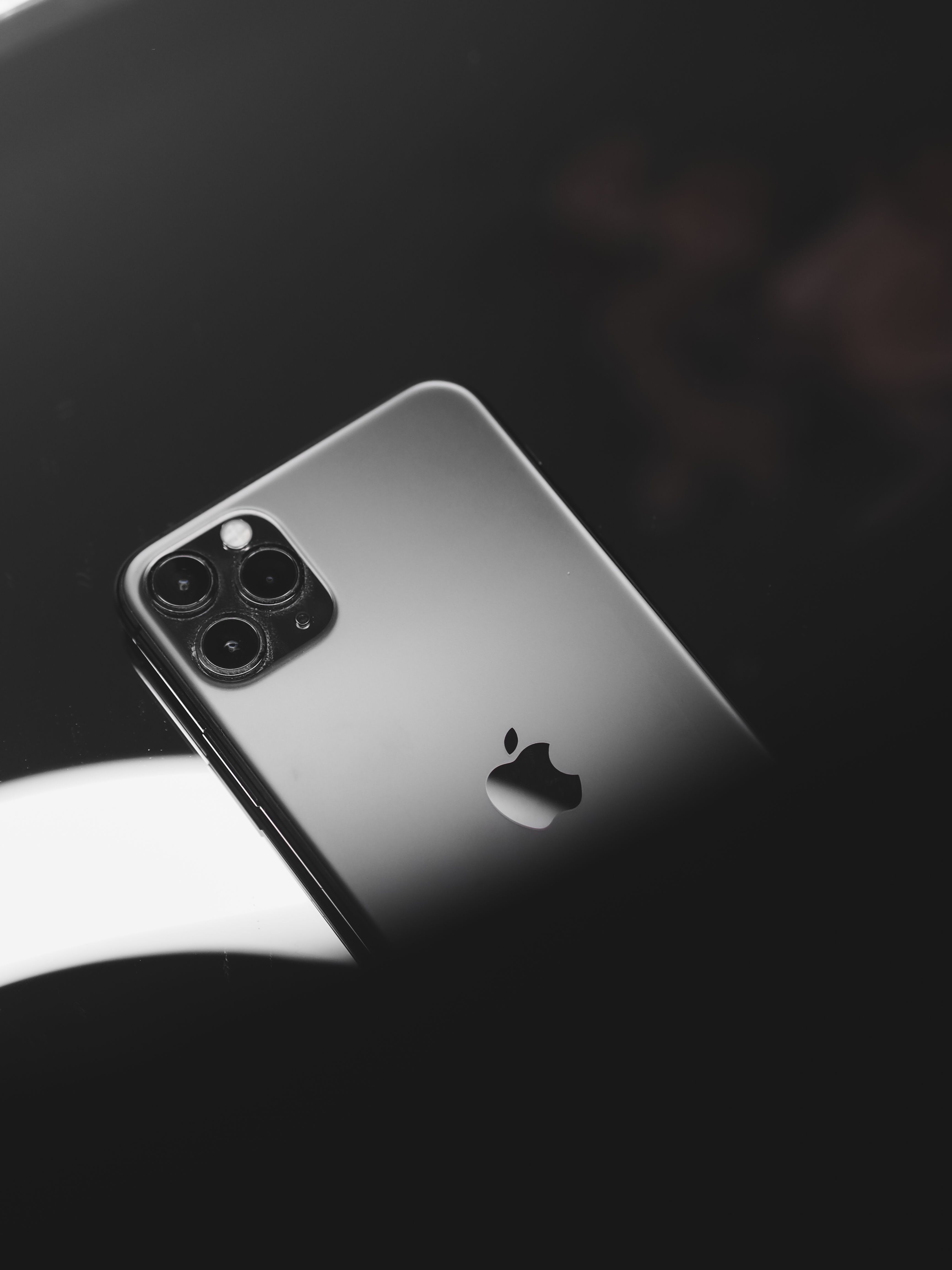 Close-up Phography of a Grey Iphone Xi · Free Stock Photo