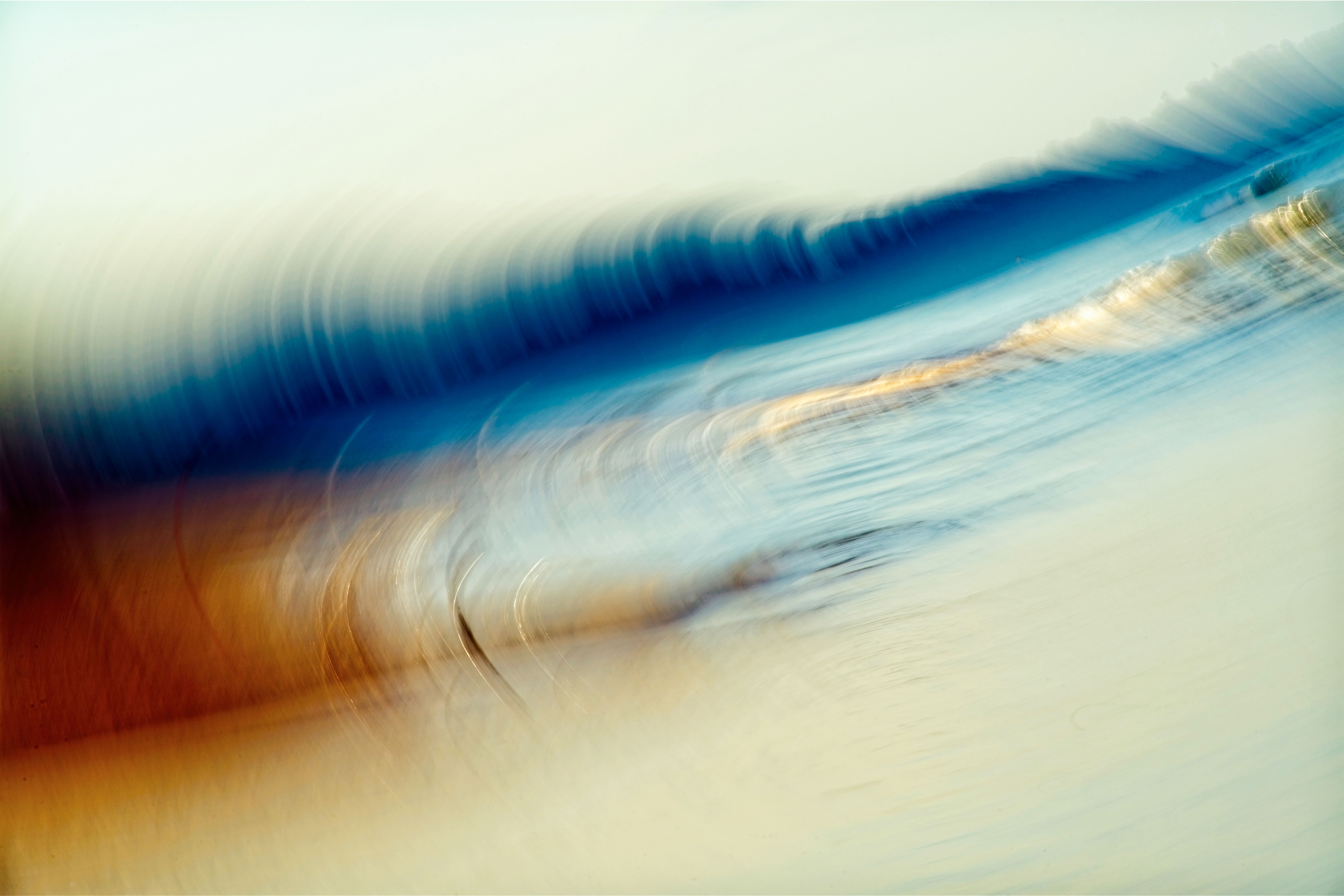 A blurry photograph of a beach with waves · Free Stock Photo