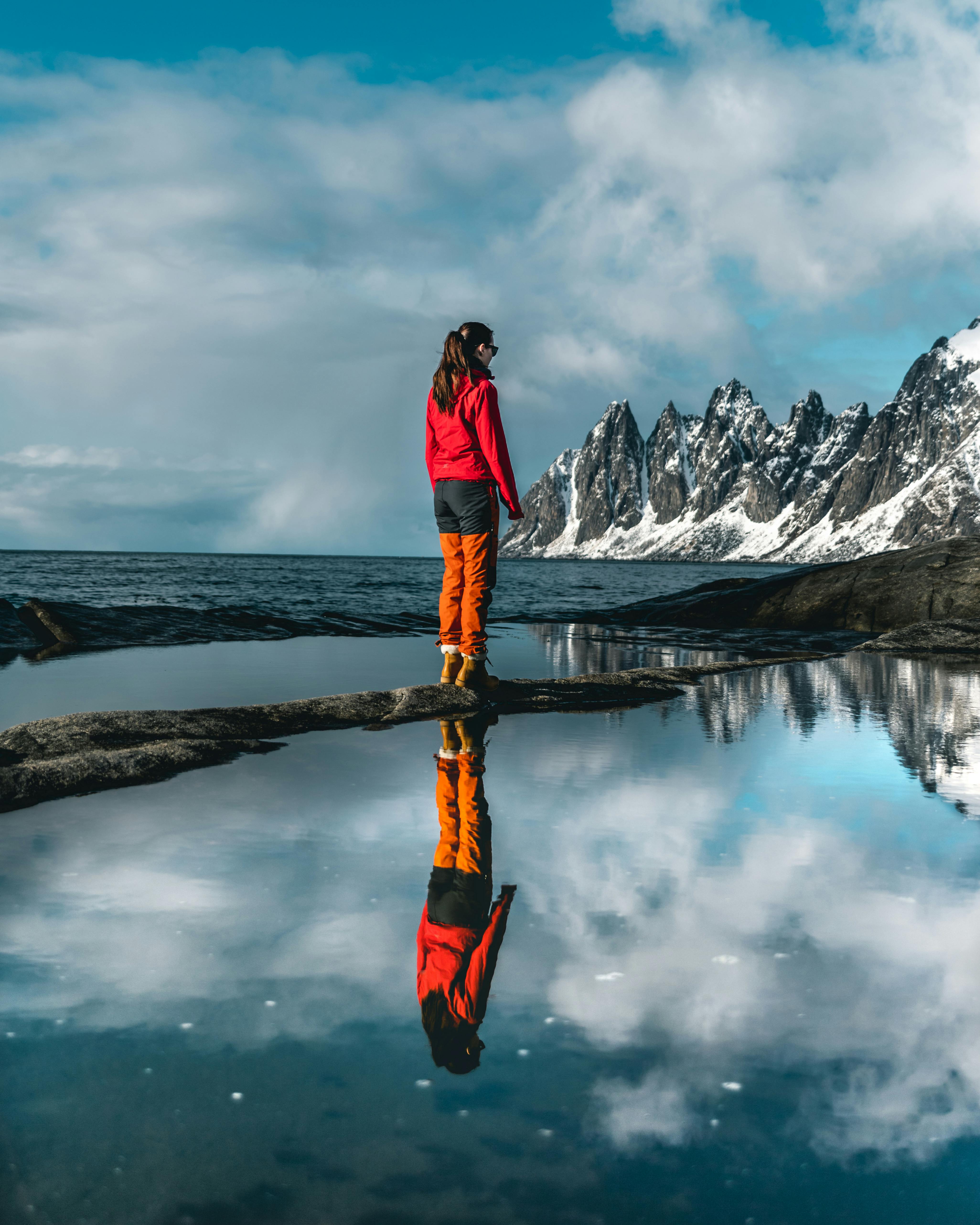 Mulher Em Pé Perto Da Praia · Foto profissional gratuita