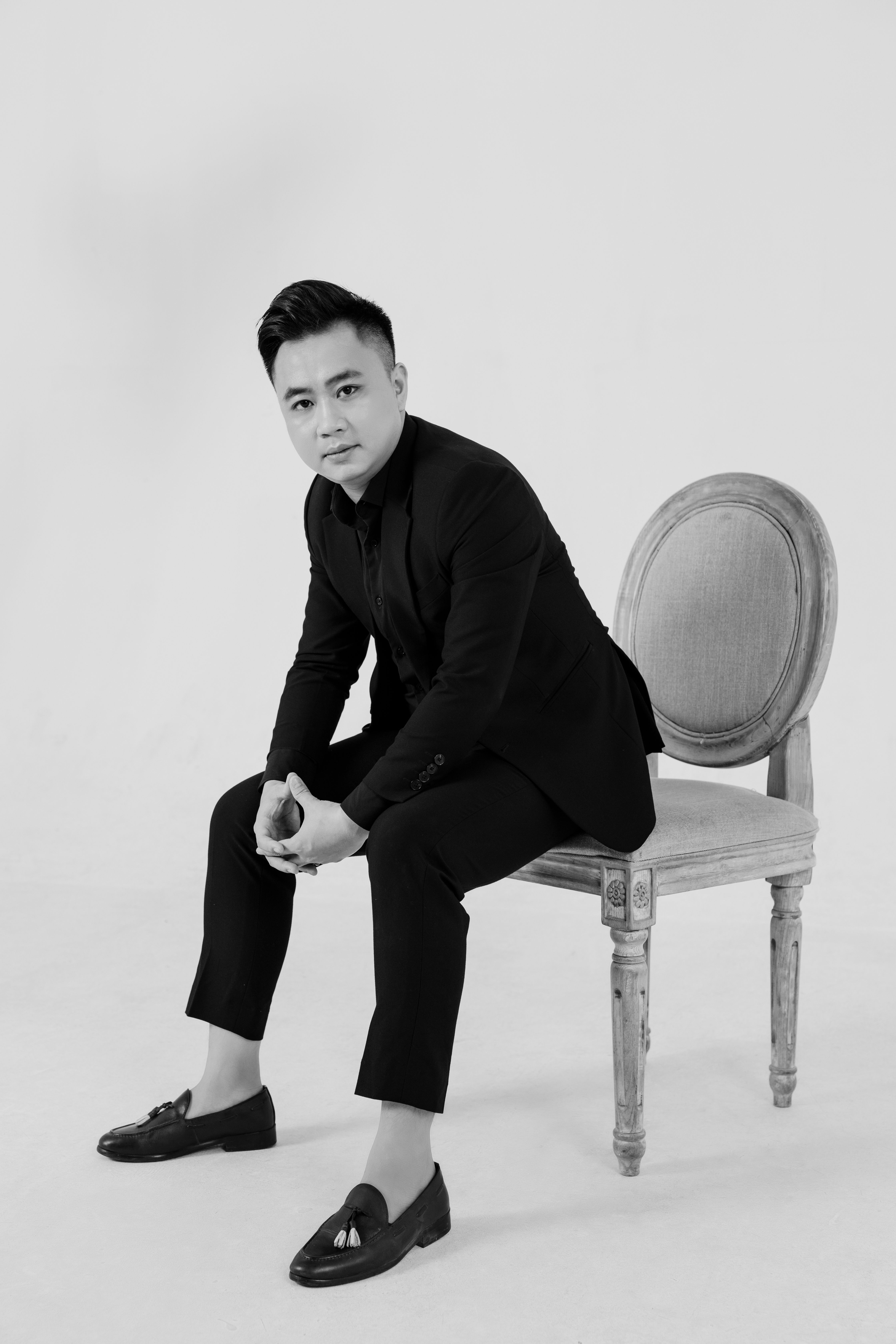 Man Sitting In Chair Slouch Photos, Download The BEST Free Man Sitting ...