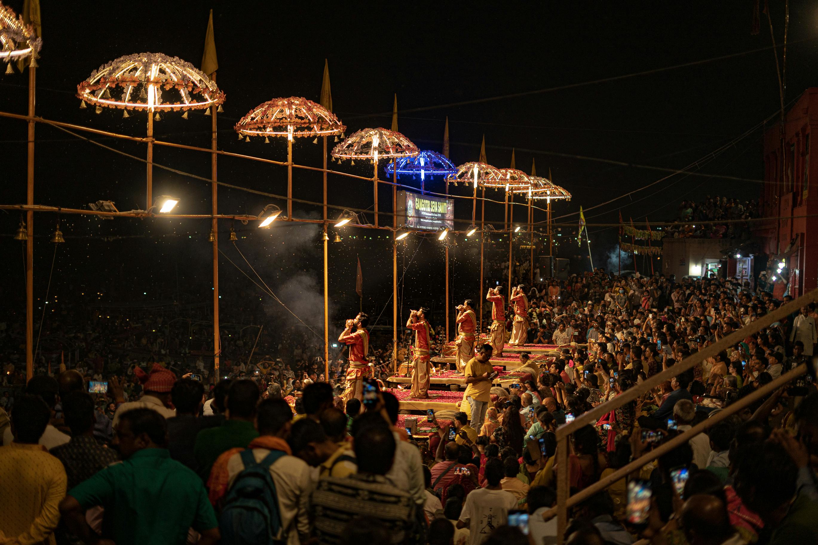 Evening Ritual at Varanasi Ghats by the Ganges · Free Stock Photo