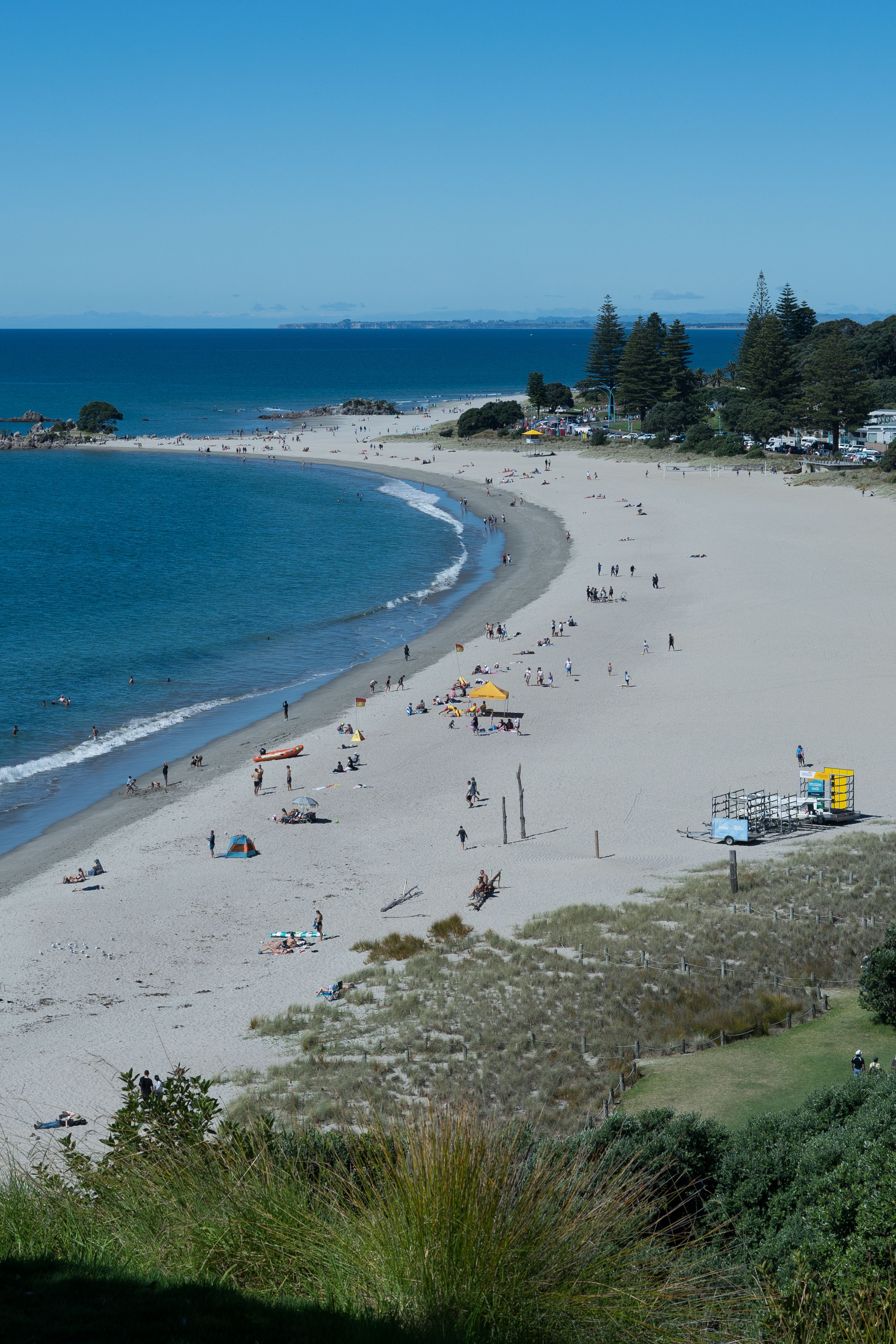 People on Beach on Sea Shore · Free Stock Photo