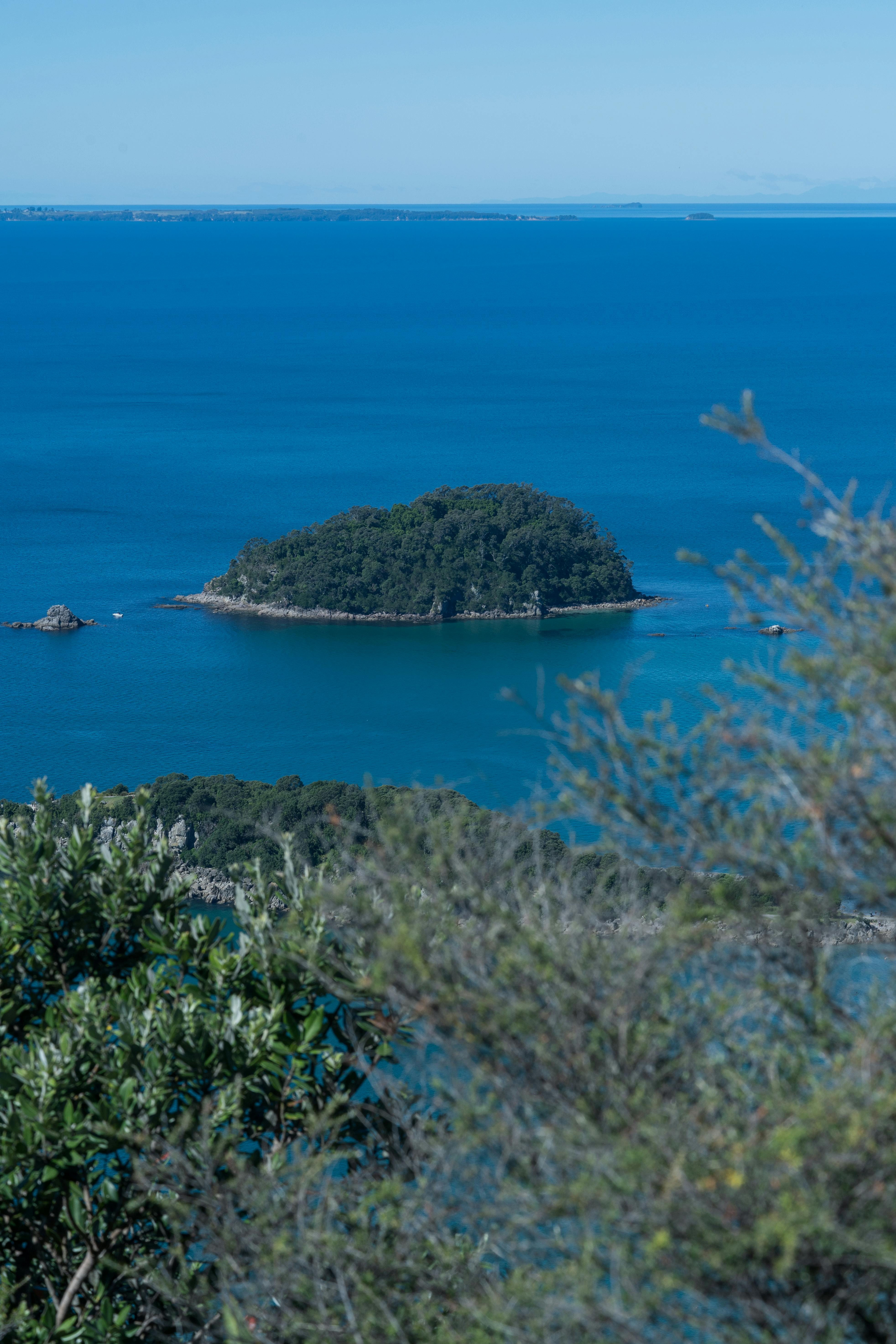 Small Green Island in the Ocean · Free Stock Photo