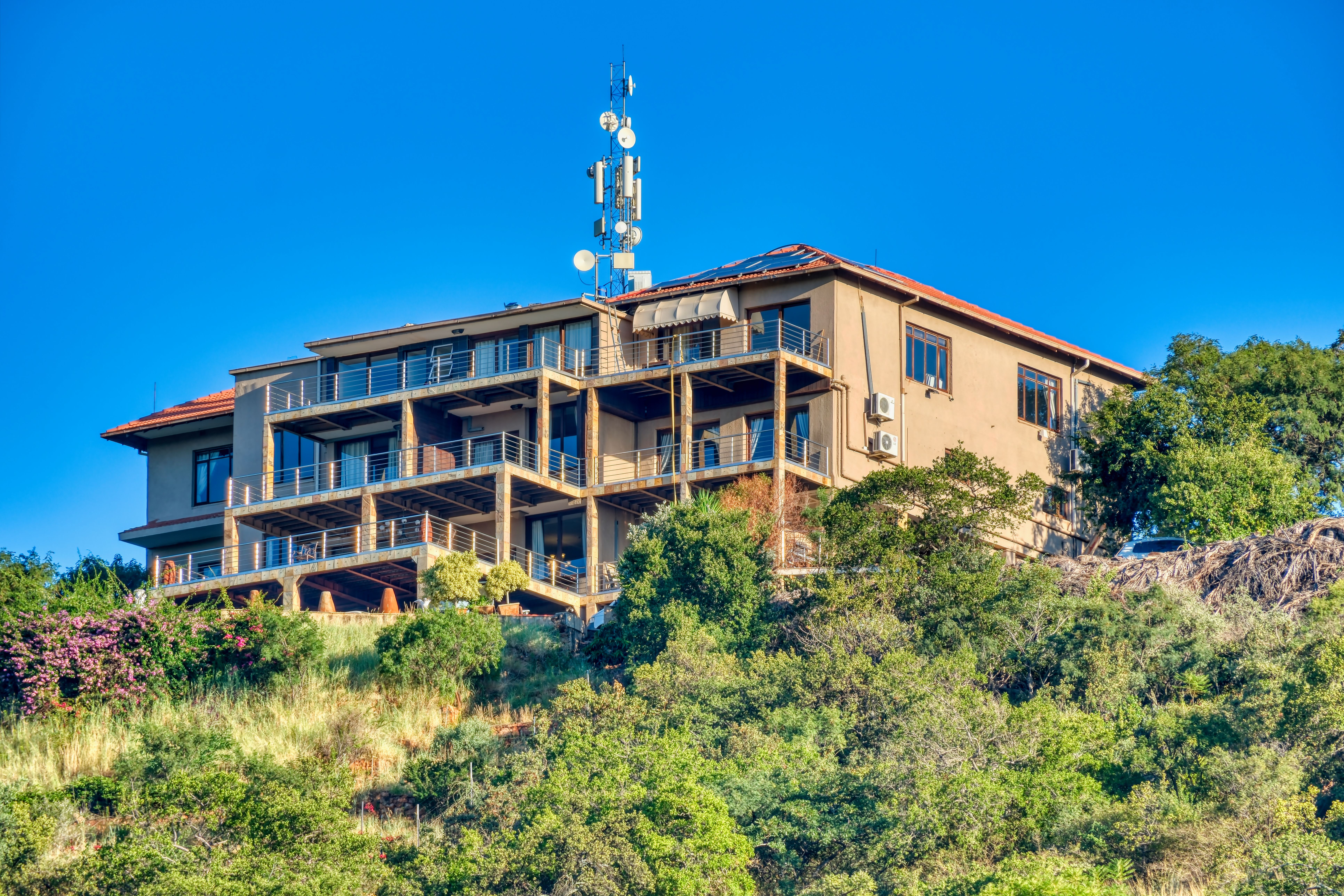 Mansion on a Hill in Sunlight · Free Stock Photo