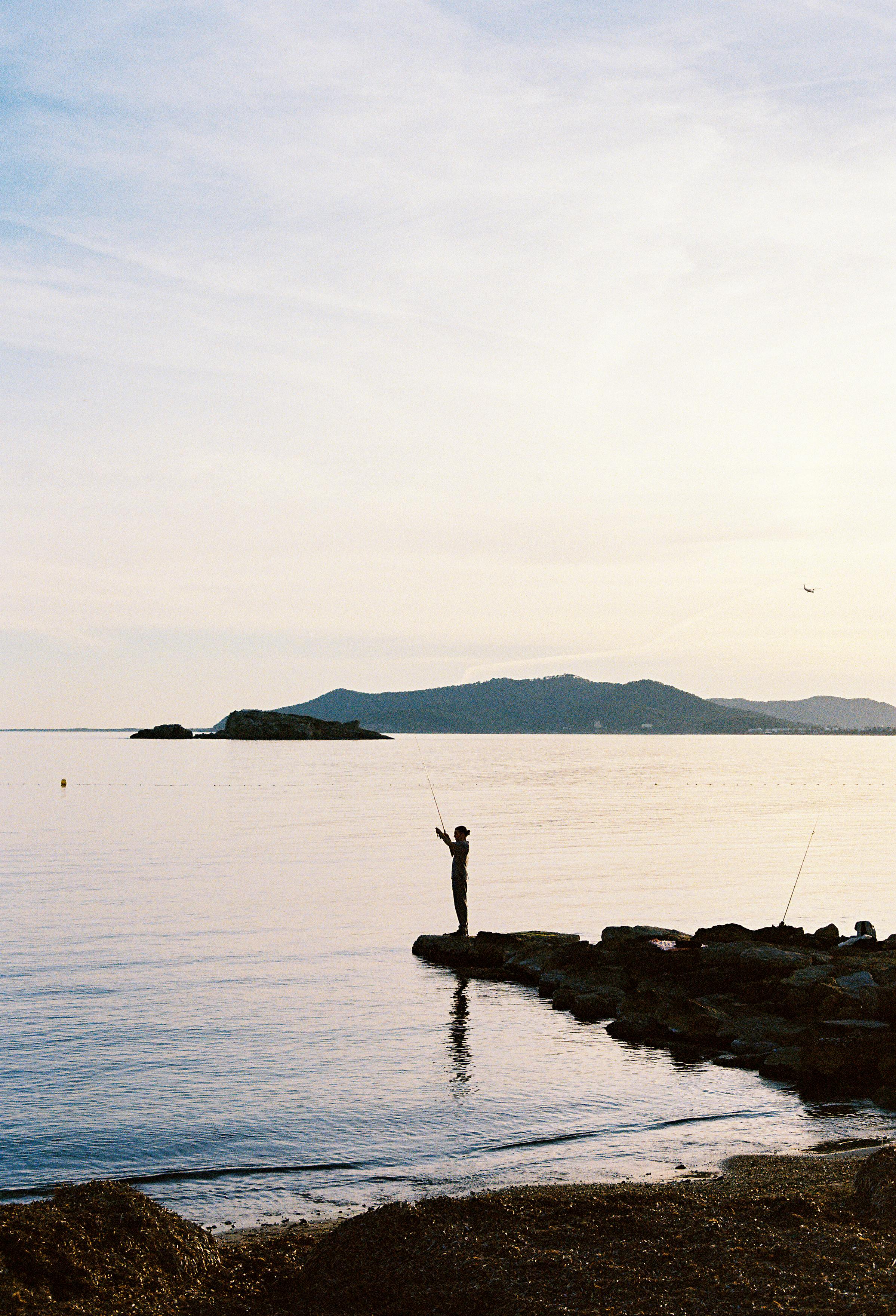 Silueta De Una Persona Pescando En La Orilla Al Atardecer · Foto de ...