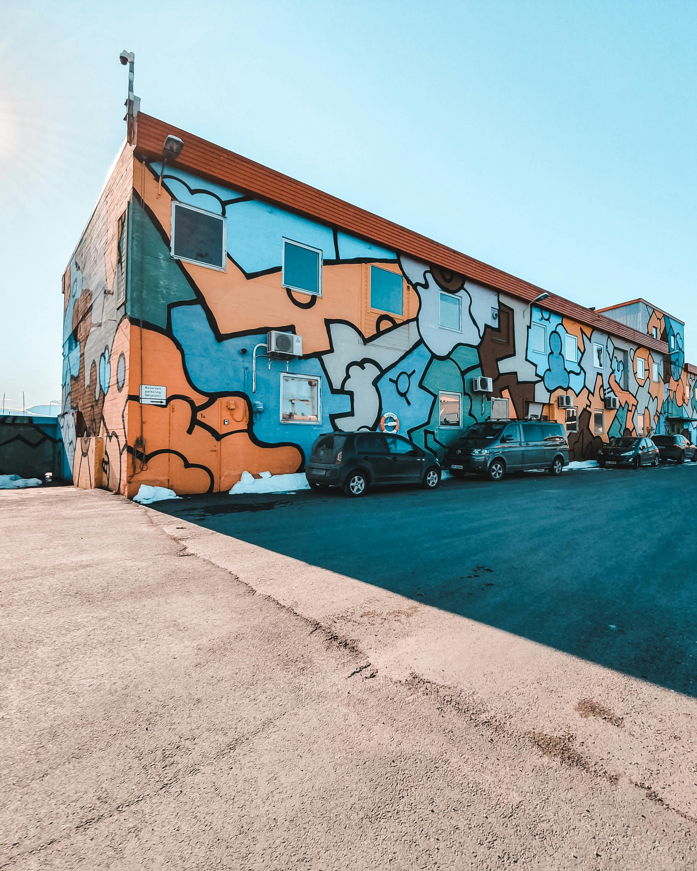 Photo of Building With Multicolored Graffiti · Free Stock Photo