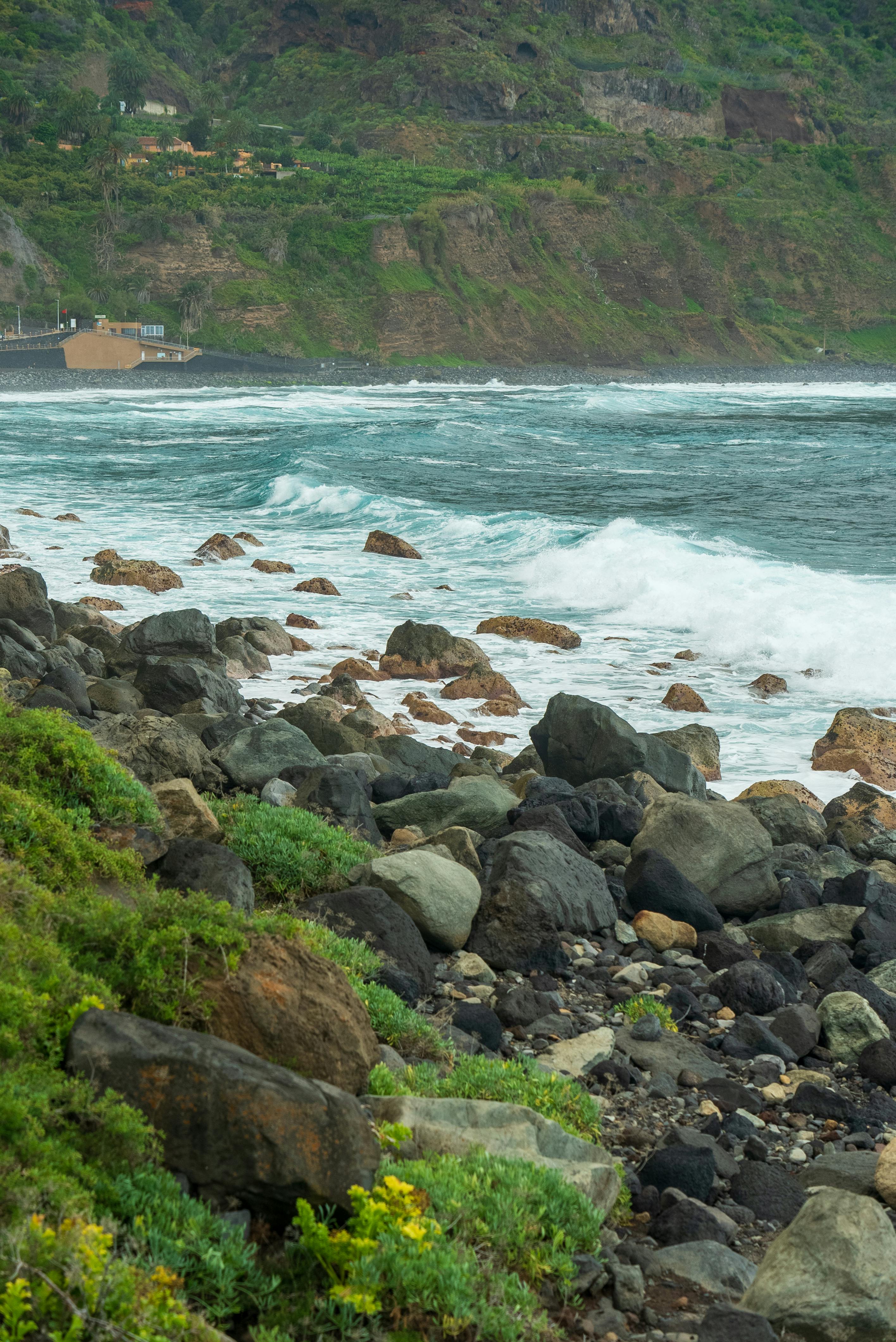 Vista De Una Costa Rocosa · Foto de stock gratuita