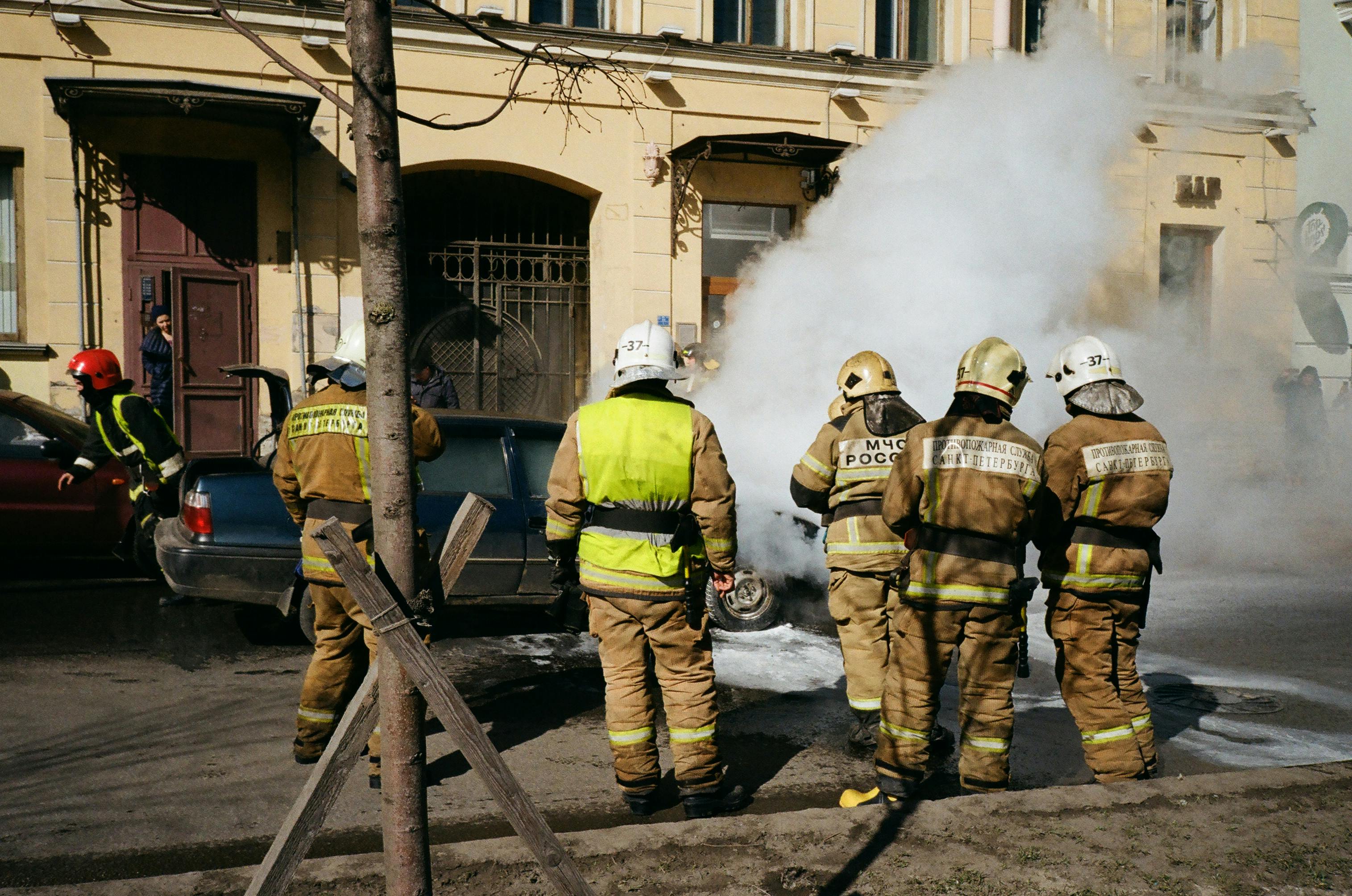 Grupo De Bomberos Cerca Del Edificio · Fotos de stock gratuitas