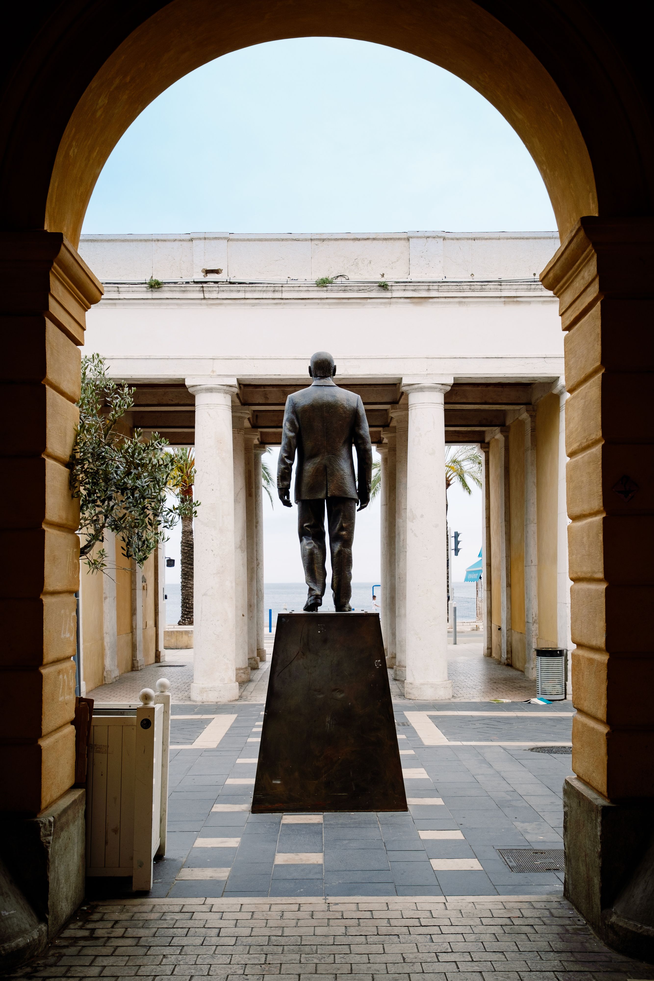A statue of a man in a doorway · Free Stock Photo