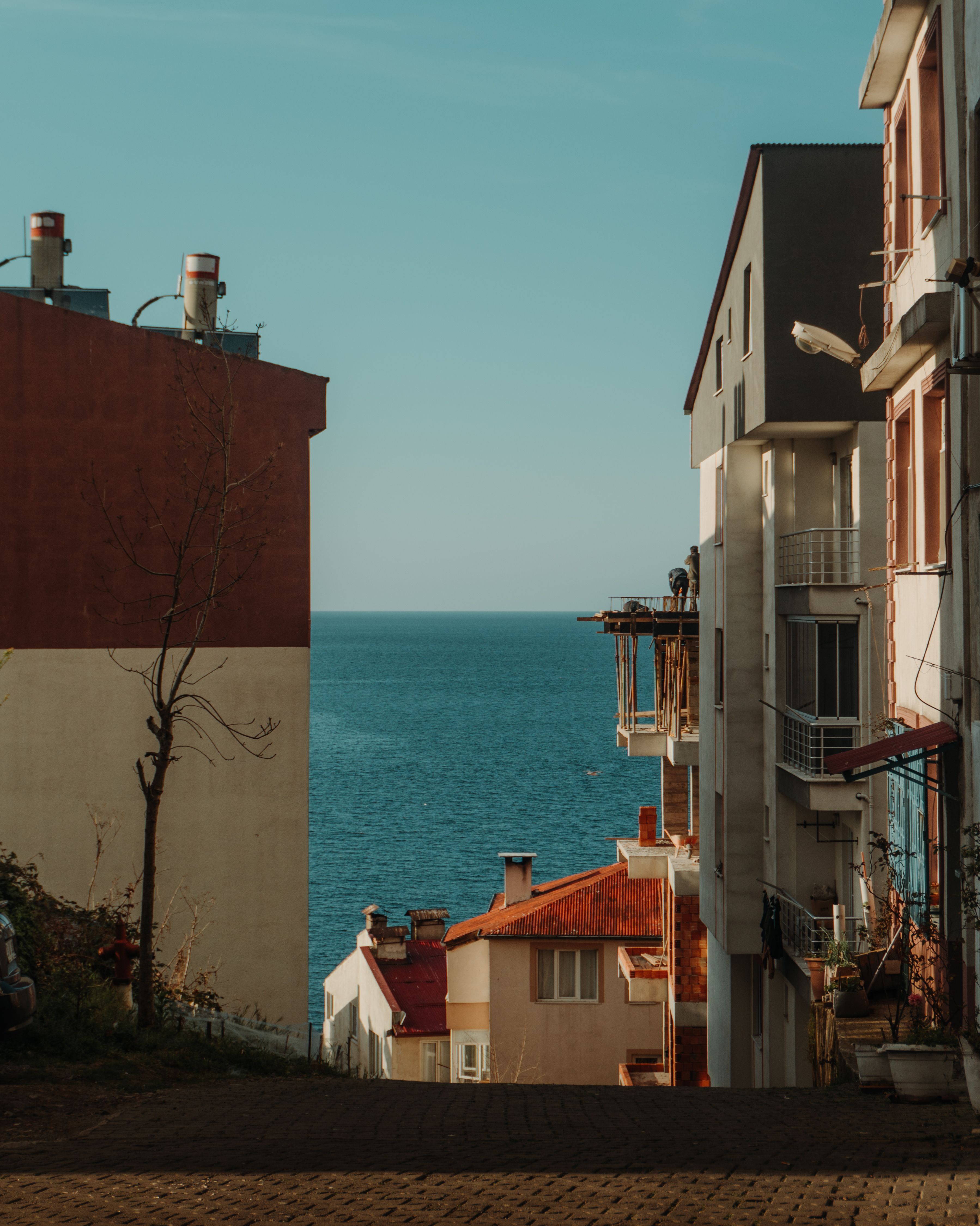 Downhill Street Leading at Sea · Free Stock Photo