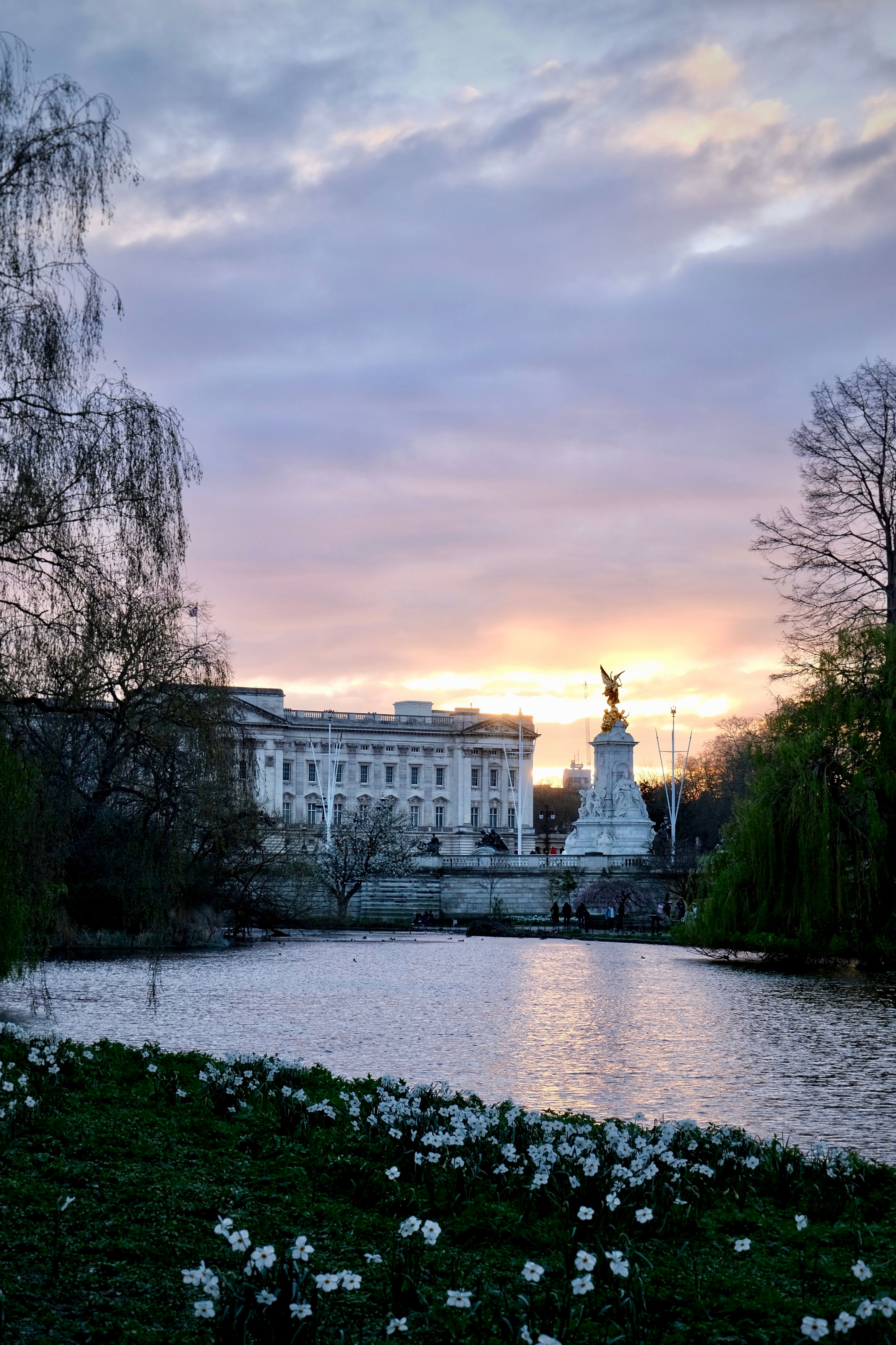 Buckingham Palace in London at Sunset · Free Stock Photo
