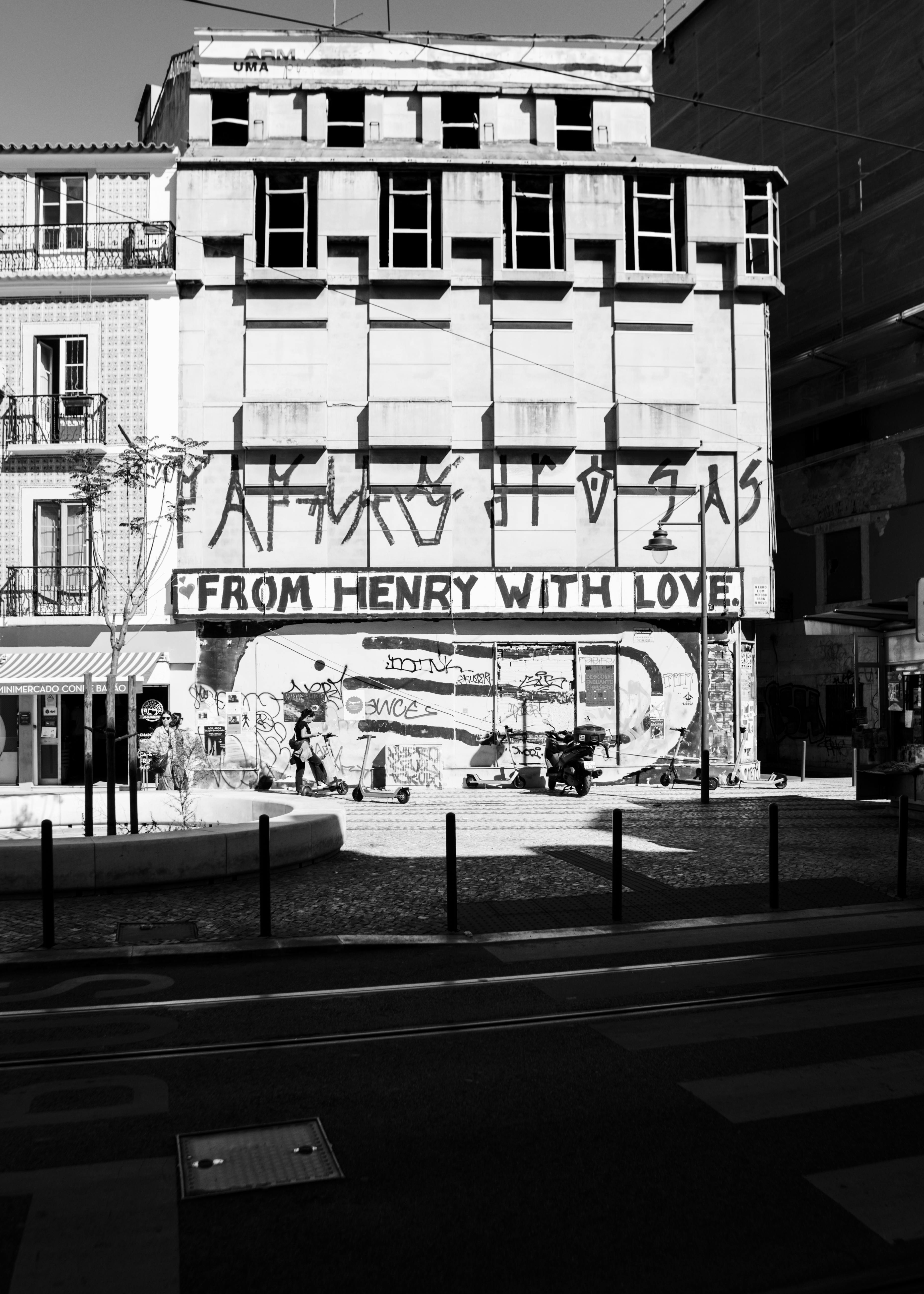 Love Text on Building Wall · Free Stock Photo