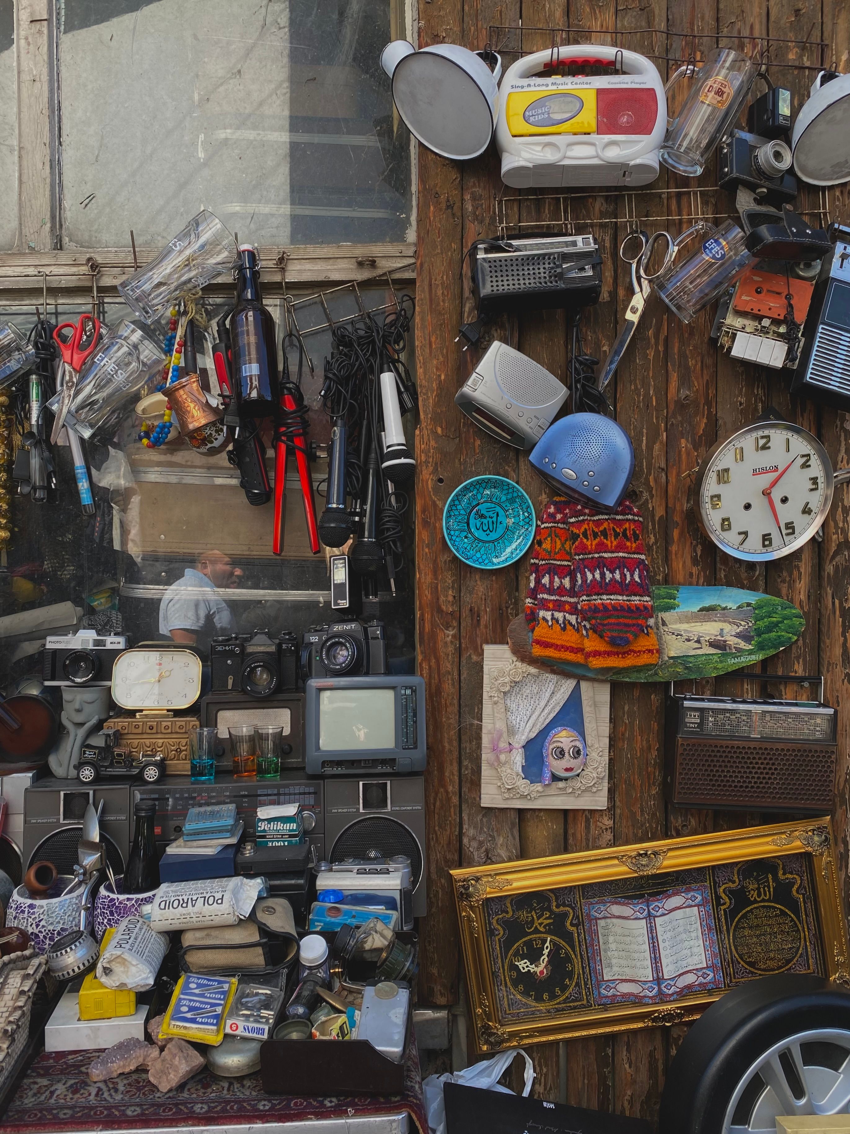 A wall with many items on it · Free Stock Photo