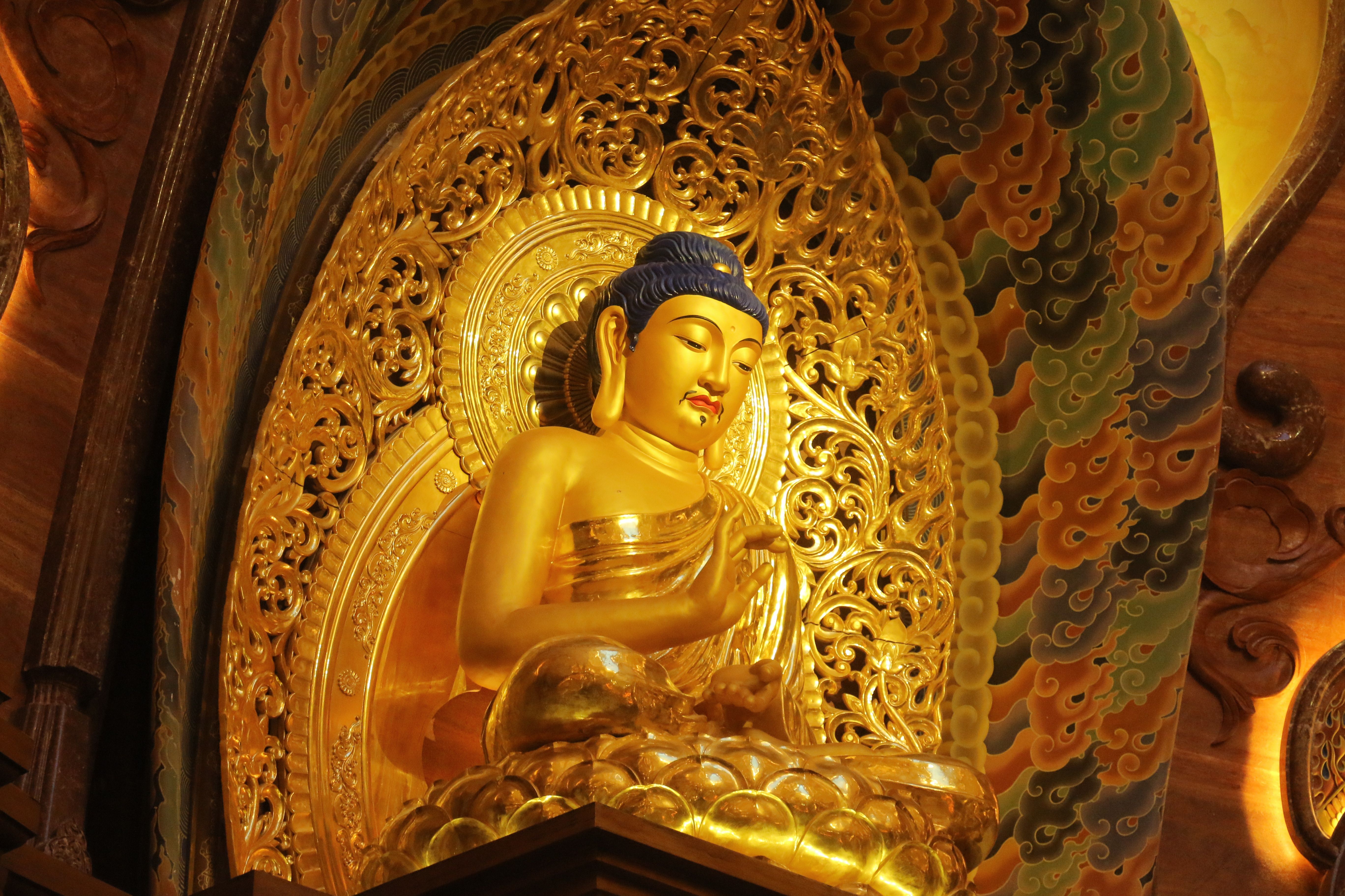 Statue of Cross-legged Buddha · Free Stock Photo