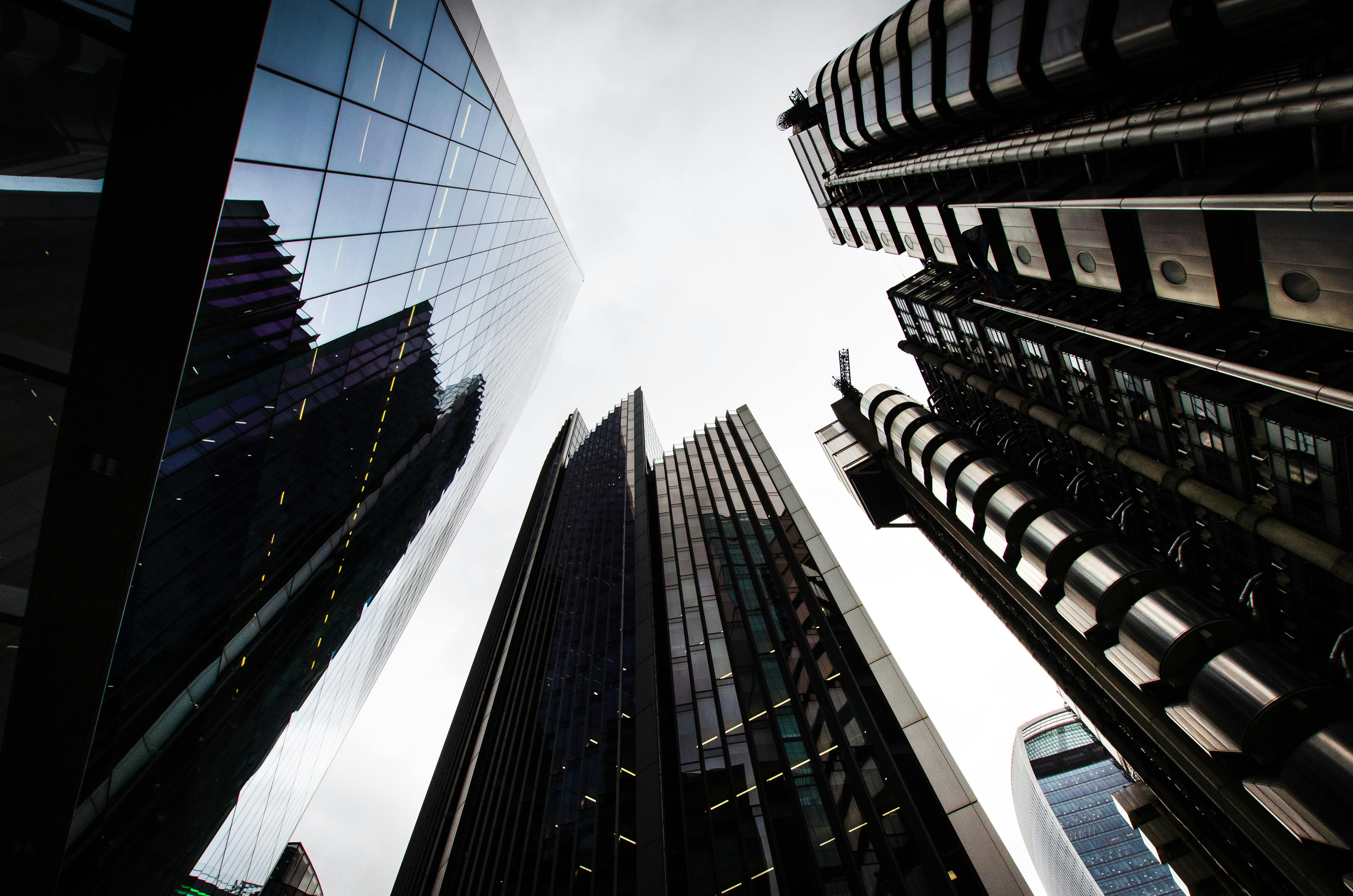 Gratis stockfoto van architectuur, fotografie met lage hoek, gebouwen.