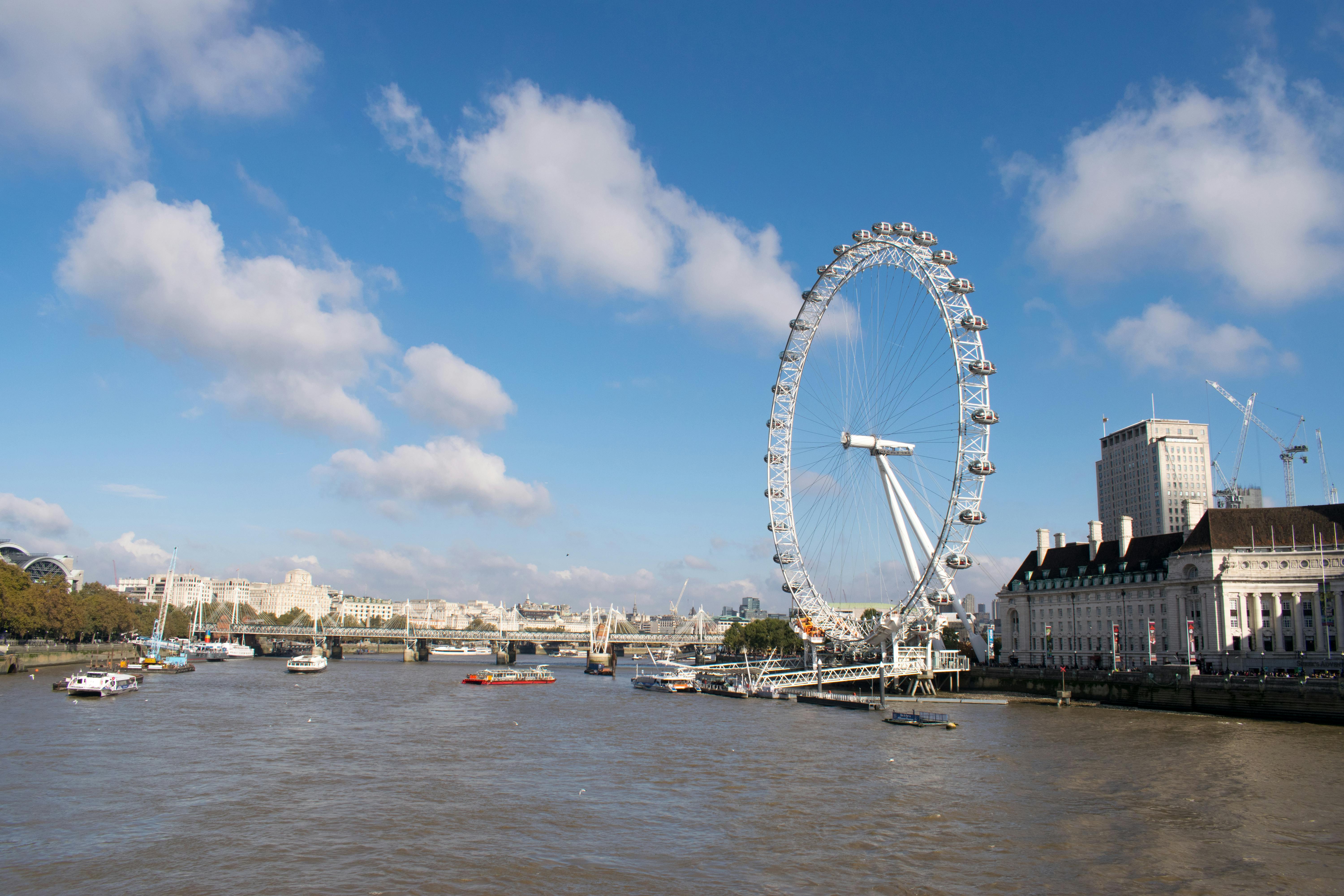 Kostenloses Foto zum Thema: blauer himmel, die themse, england