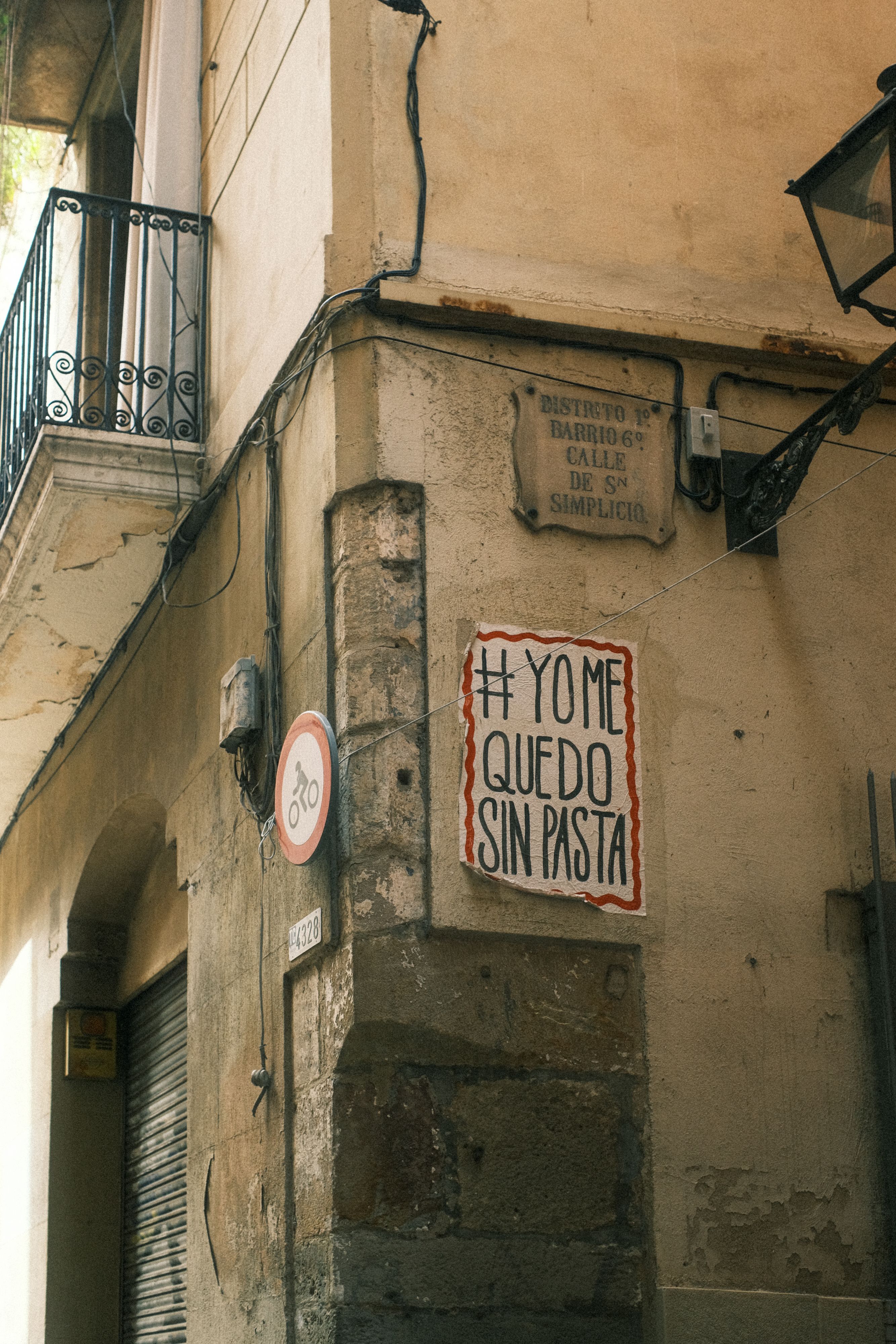 Text on Building Wall · Free Stock Photo