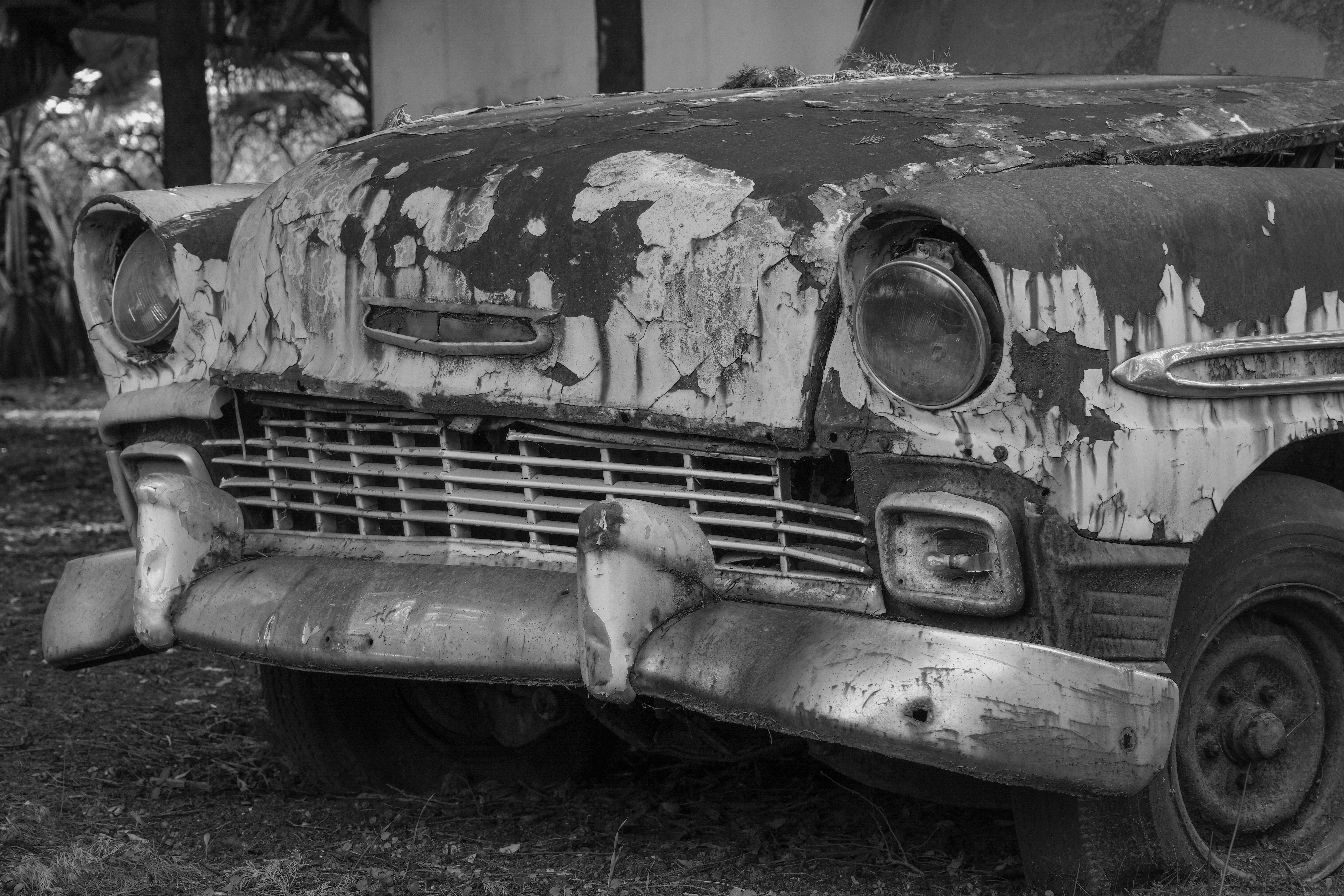 Rusty Old Car in Black and White · Free Stock Photo