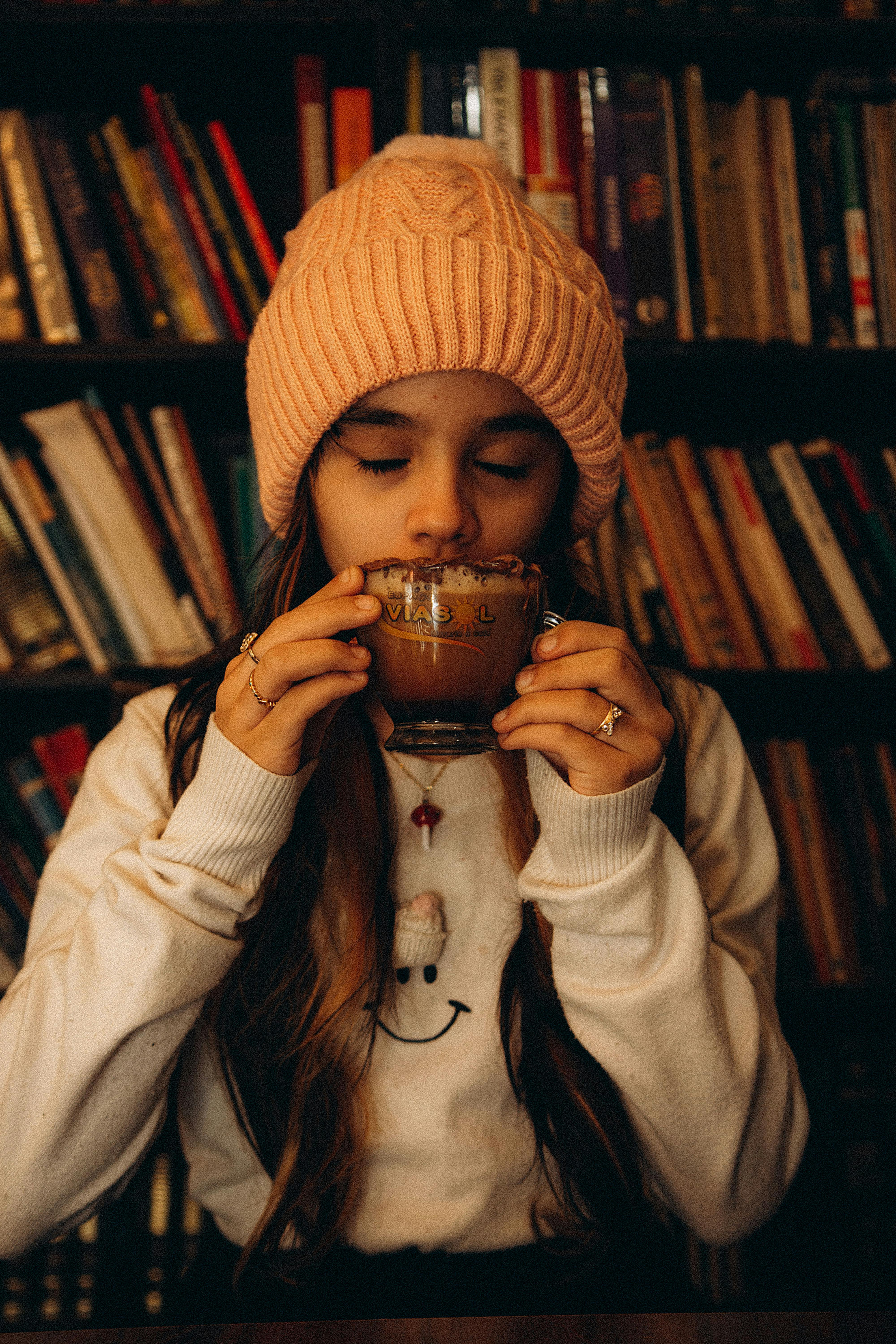 Alyce no café Via Sol · Free Stock Photo