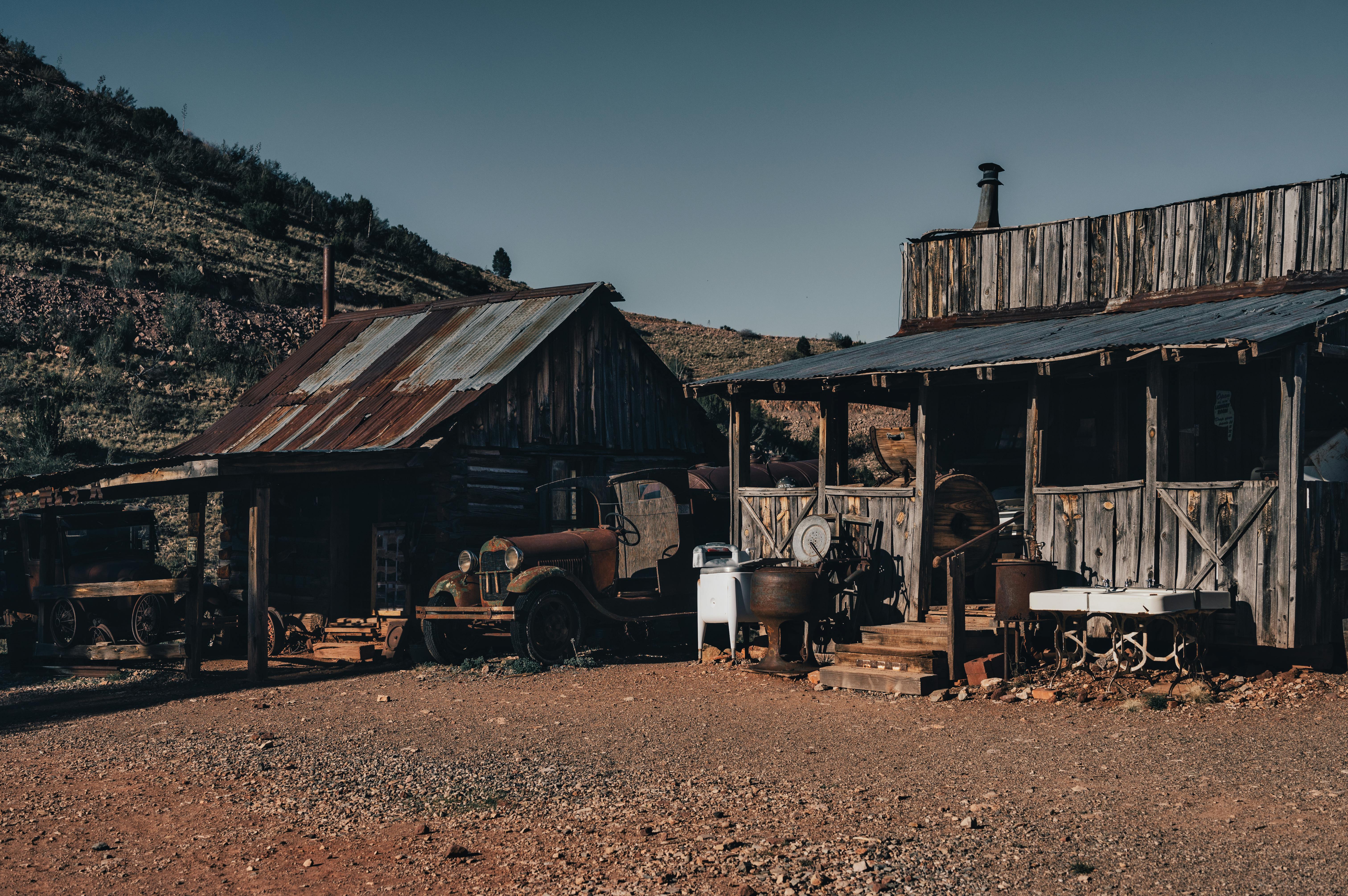 Old Farmhouse and a Vintage Car · Free Stock Photo