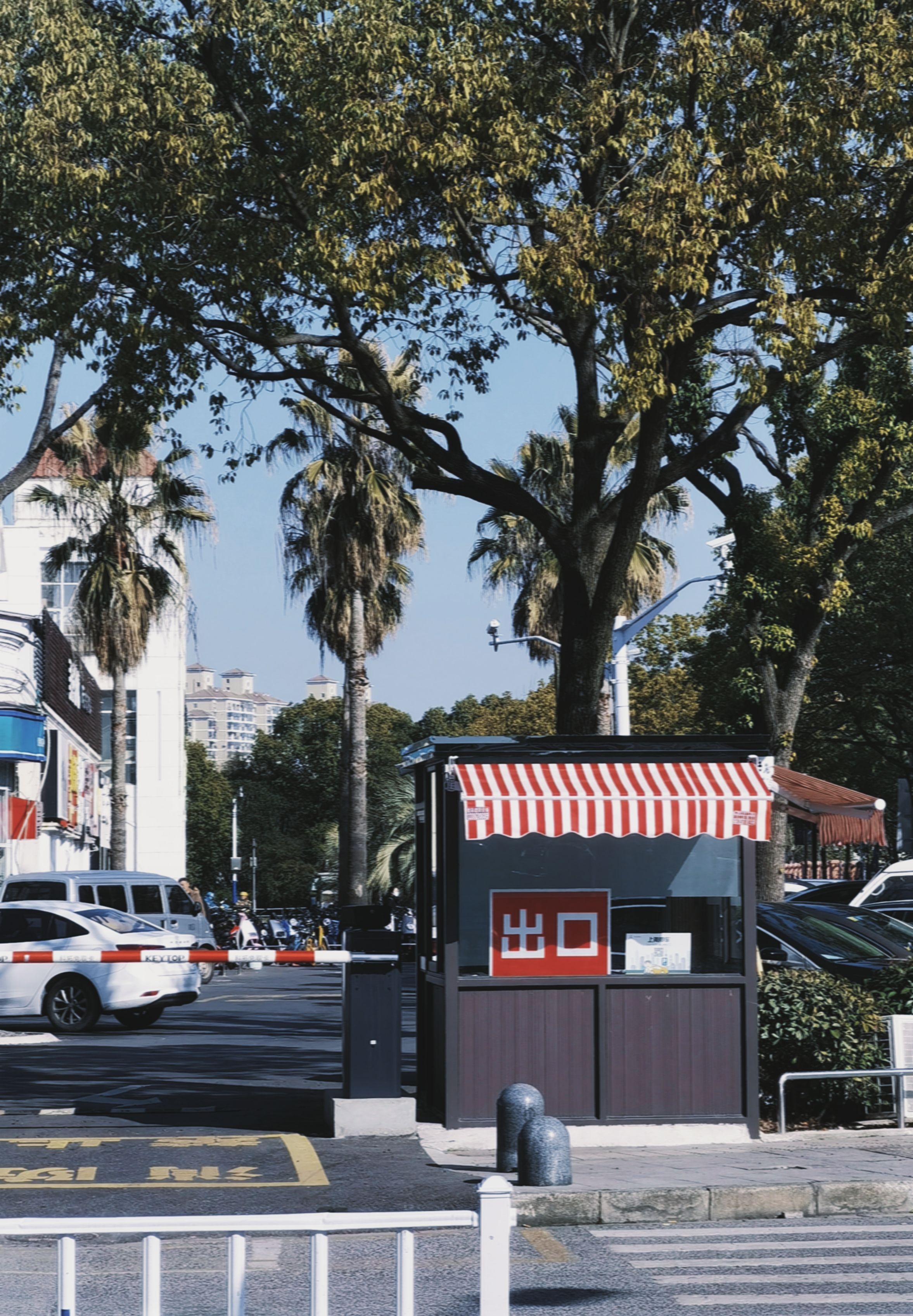 A red and white food stand on a city street · Free Stock Photo