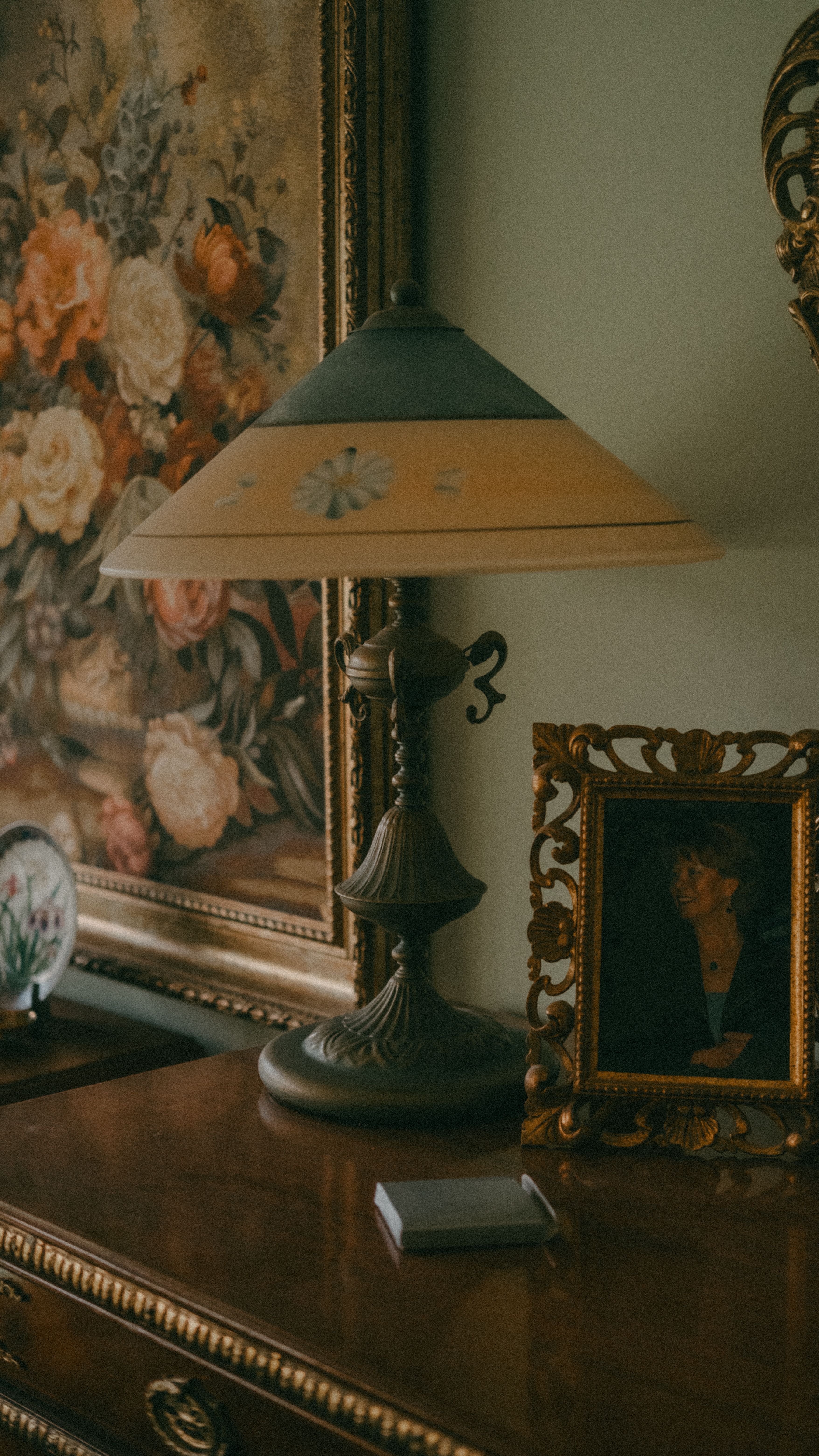 A lamp and a picture frame on a table · Free Stock Photo