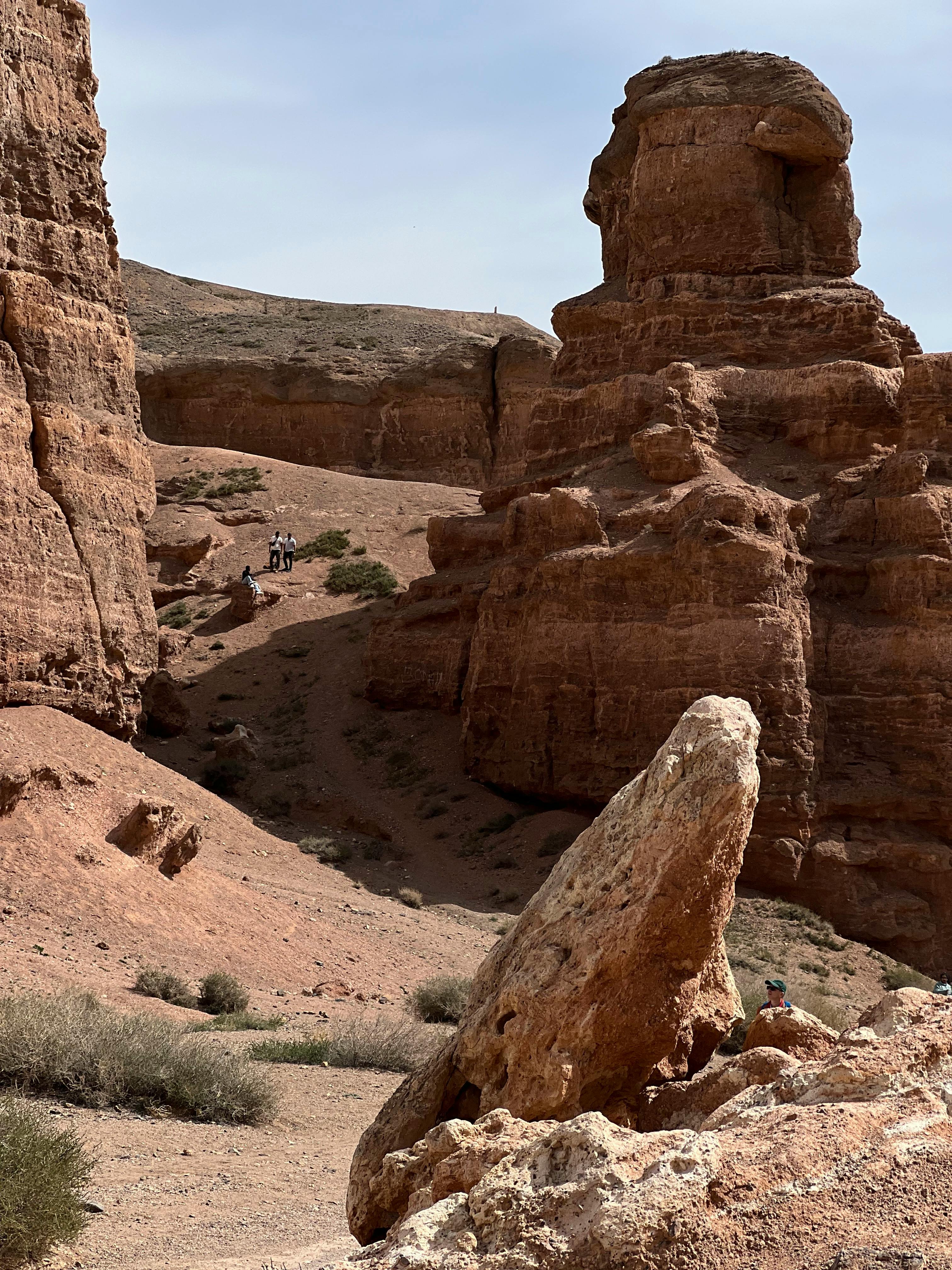 Rocky cliff in barren mountainous terrain · Free Stock Photo