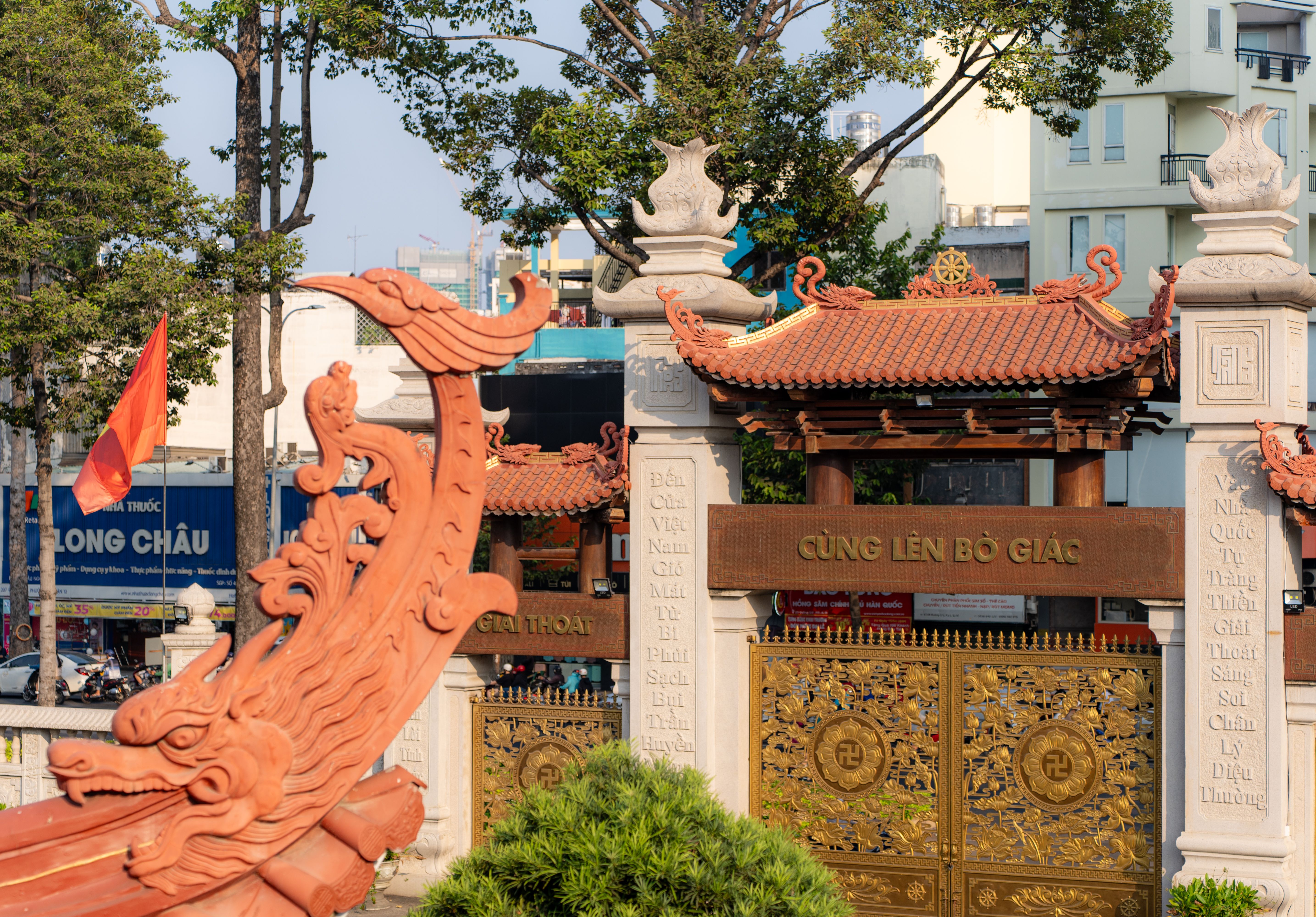 A large red gate with a dragon on it · Free Stock Photo