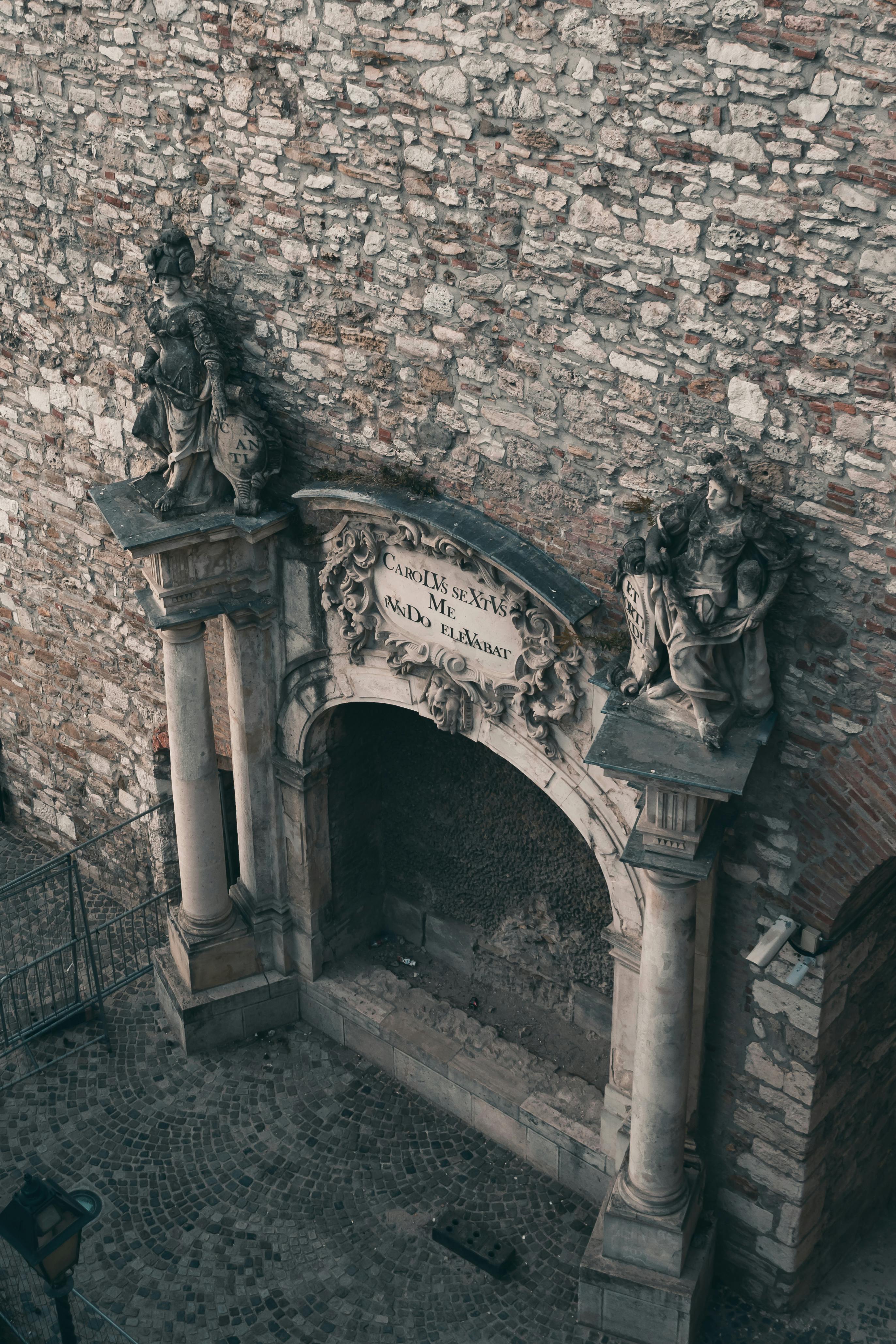 Niche at Buda Castle · Free Stock Photo