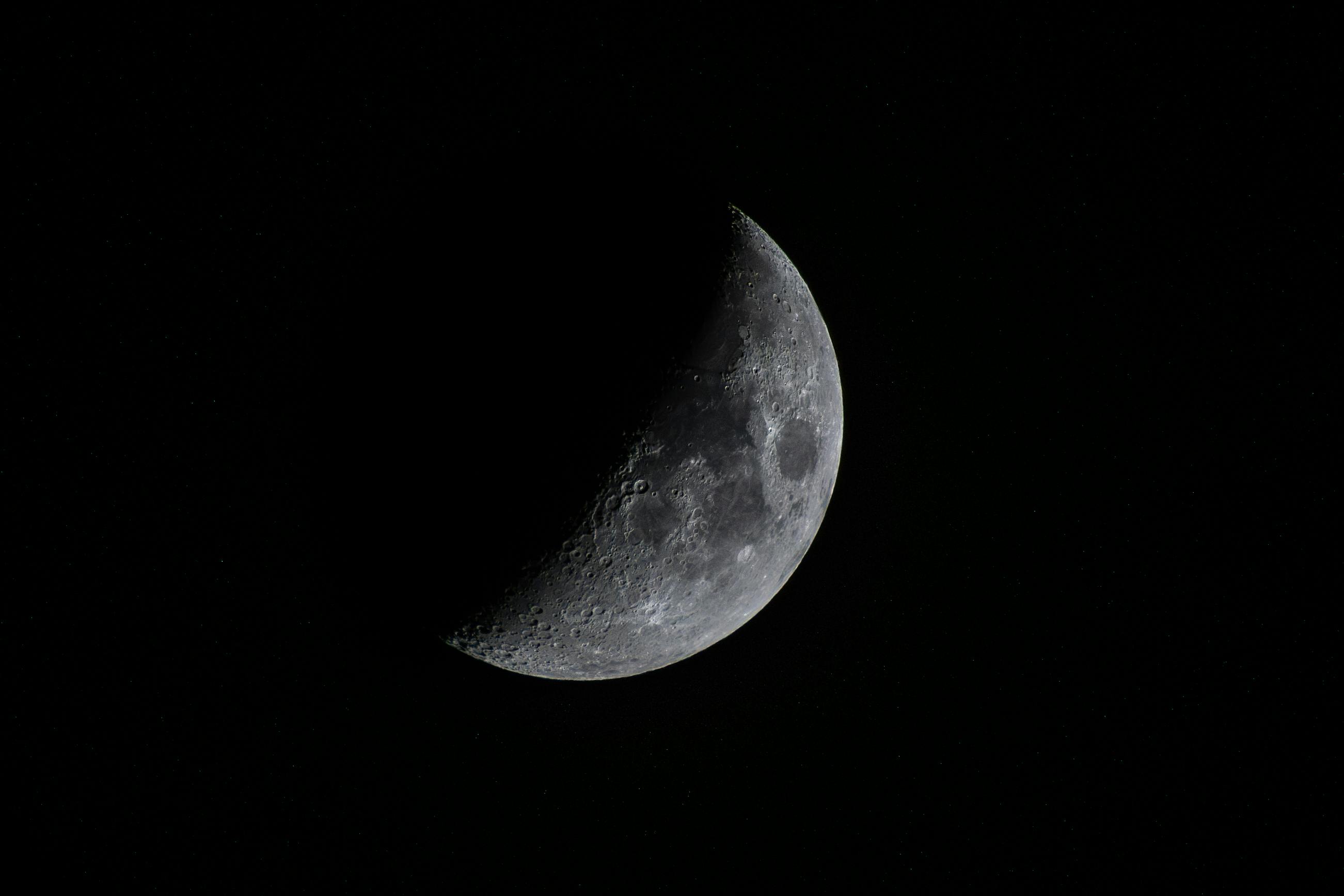 Close-up of a Crescent Moon · Free Stock Photo