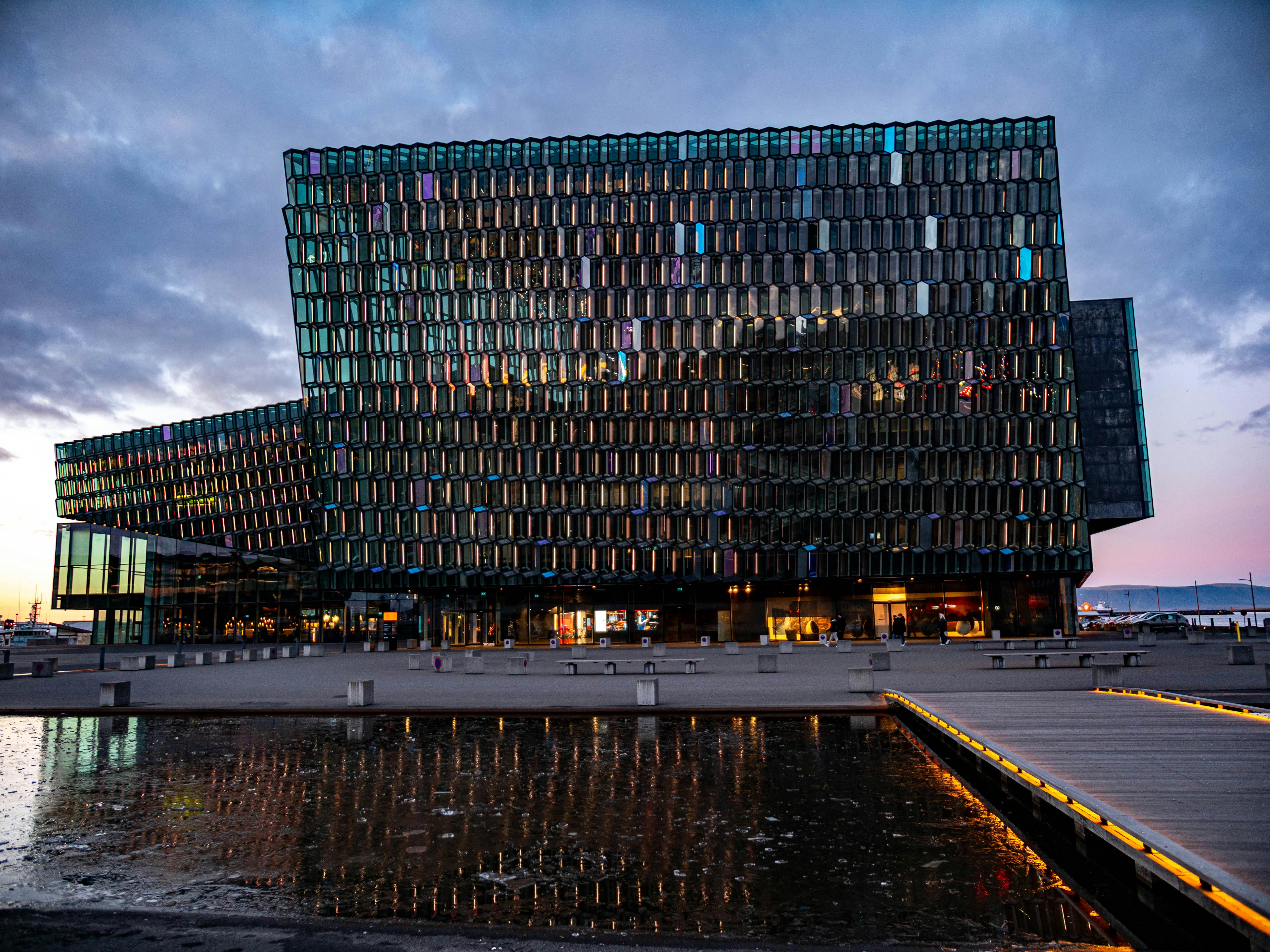 Contemporary metal ceiling of building hall · Free Stock Photo