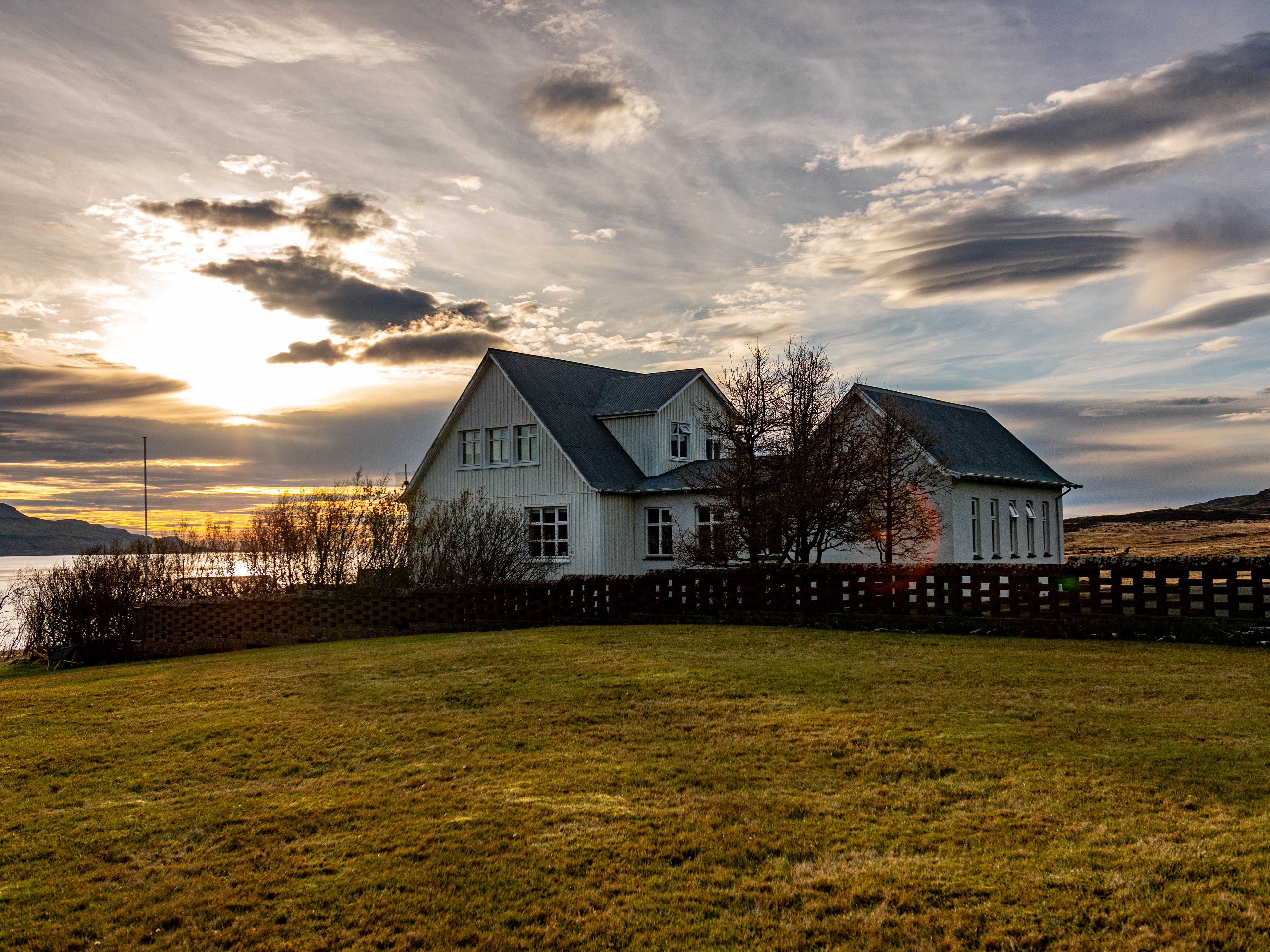 House Building by the Lake During Sunset · Free Stock Photo
