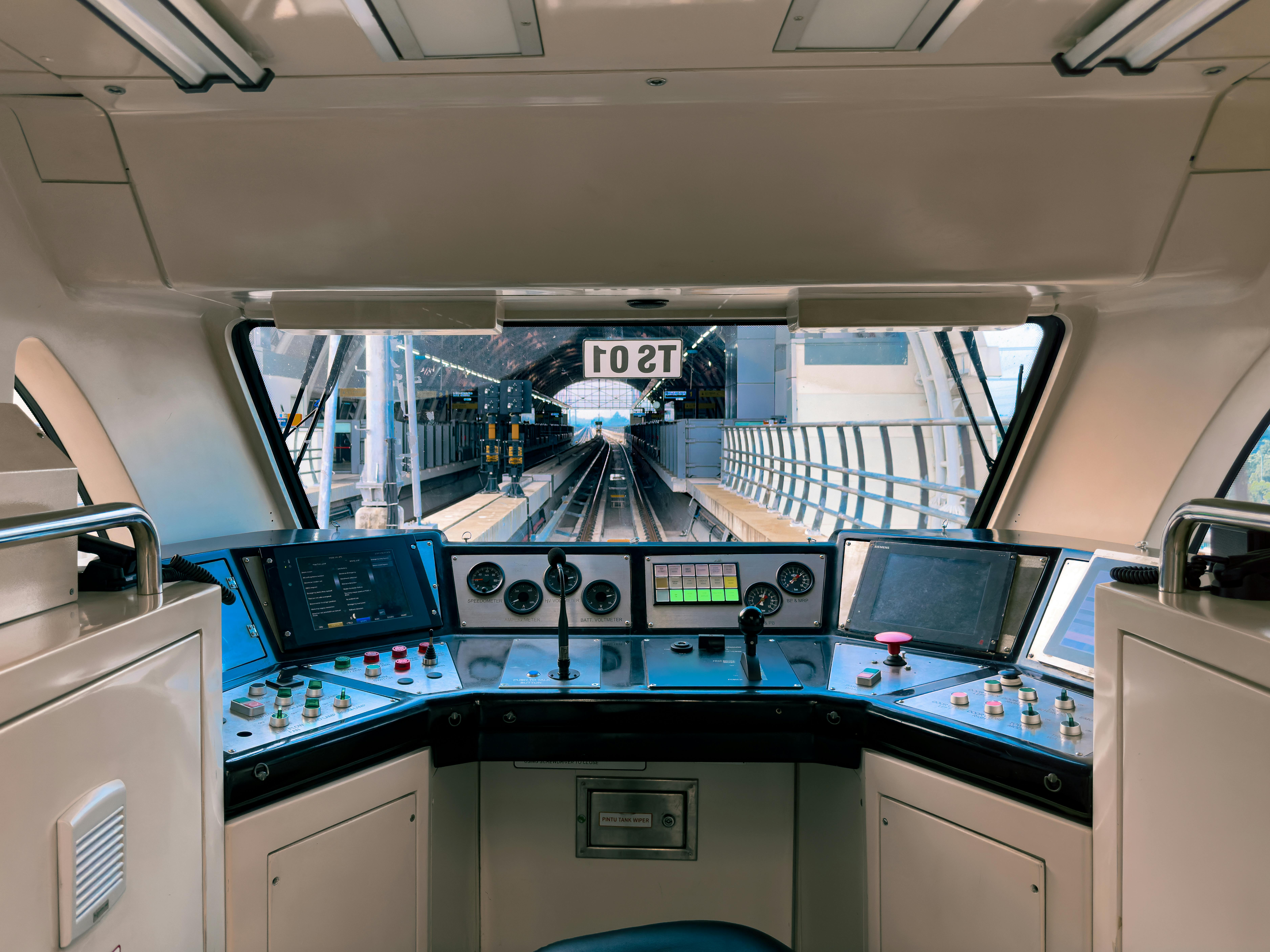 Foto profissional gratuita de ásia, botões de controle, cabine de ...