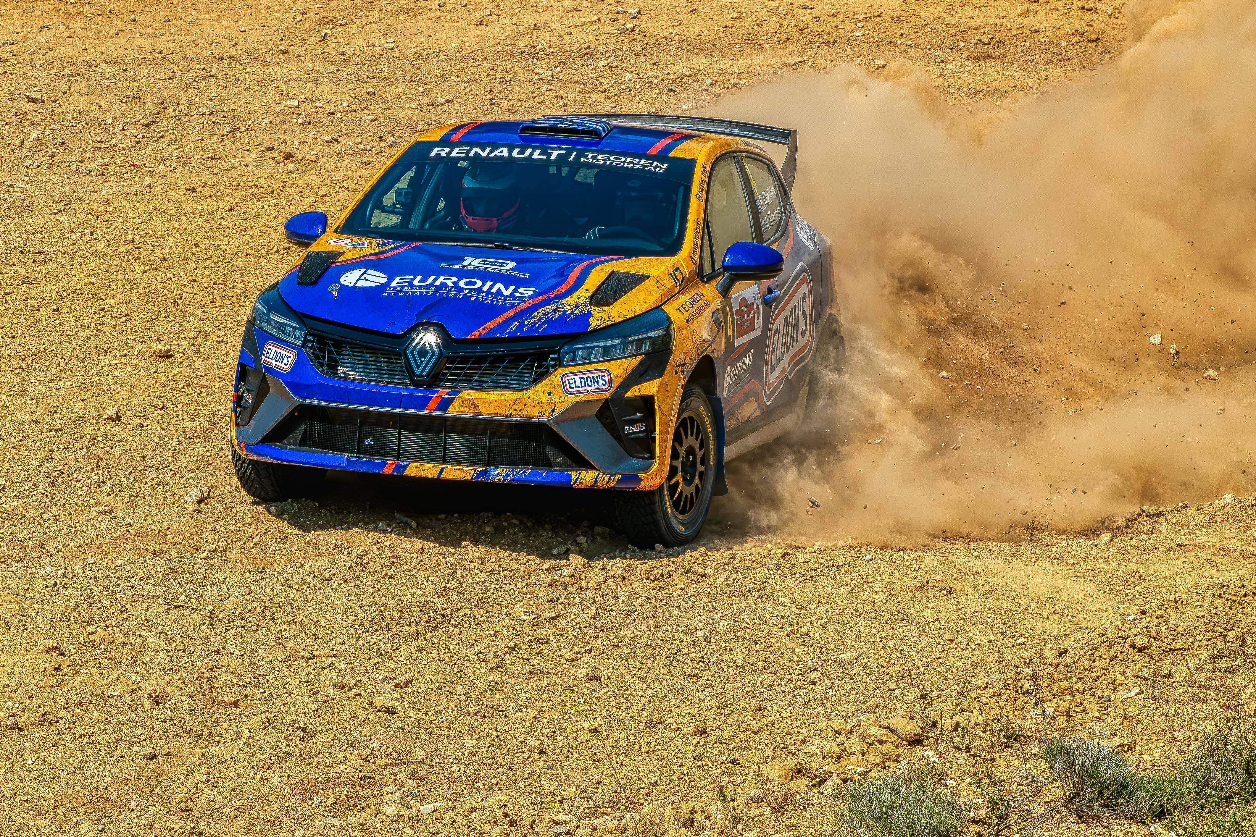 Rally Renault Clio on Desert · Free Stock Photo