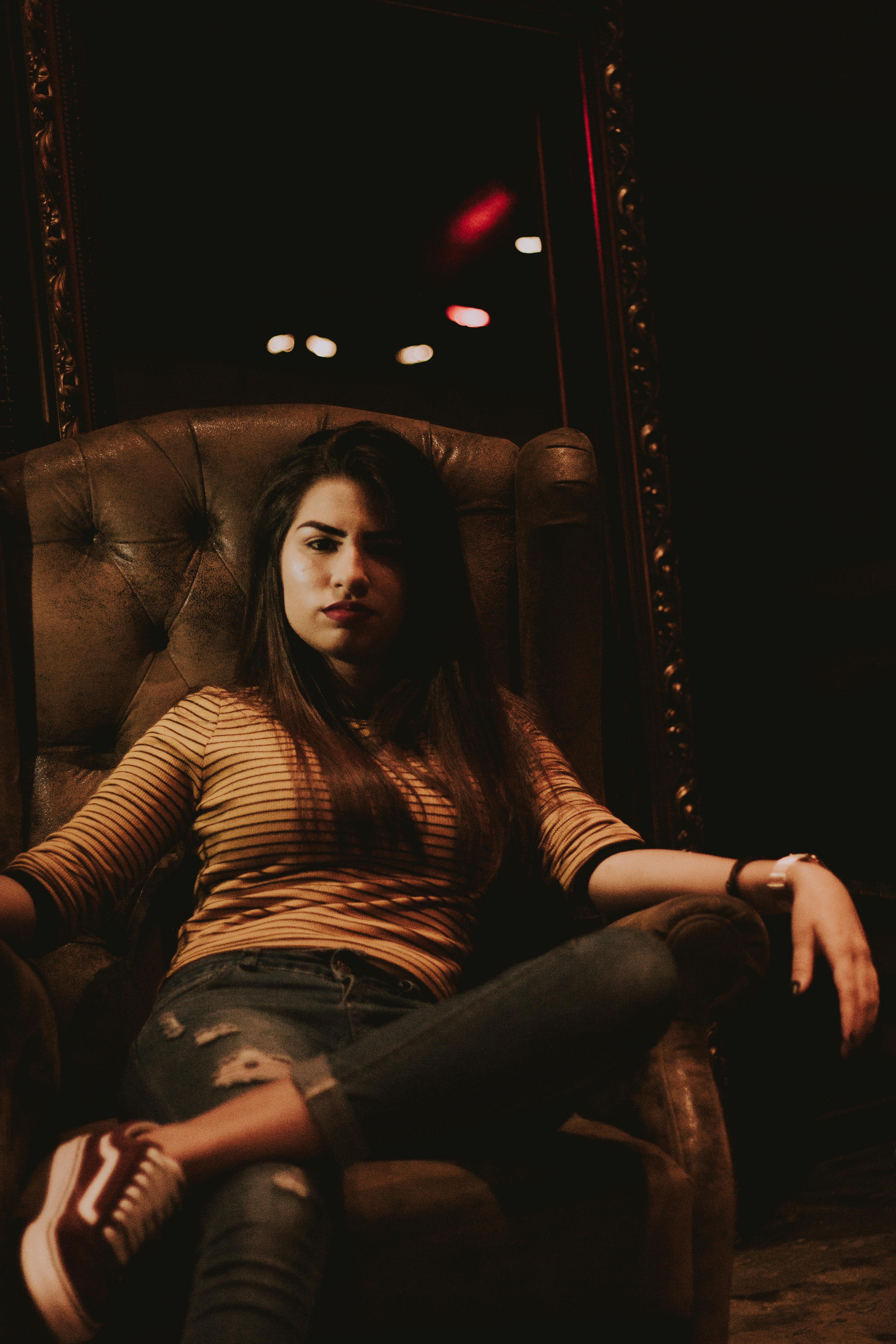 Foto De Mujer Sentada En Una Silla · Fotos de stock gratuitas