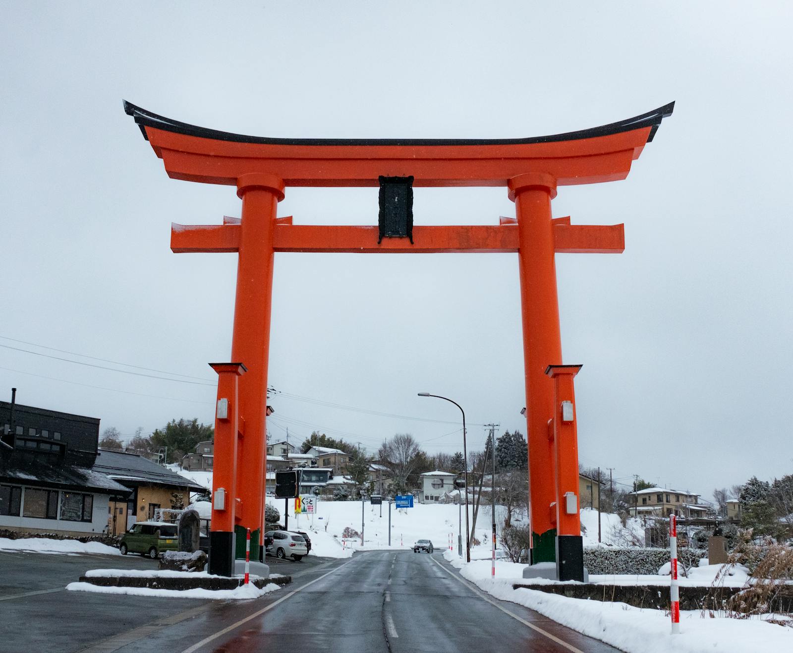 Minimal Blac&White Japanese Torii Gate (4k) Photos, Download The BEST ...