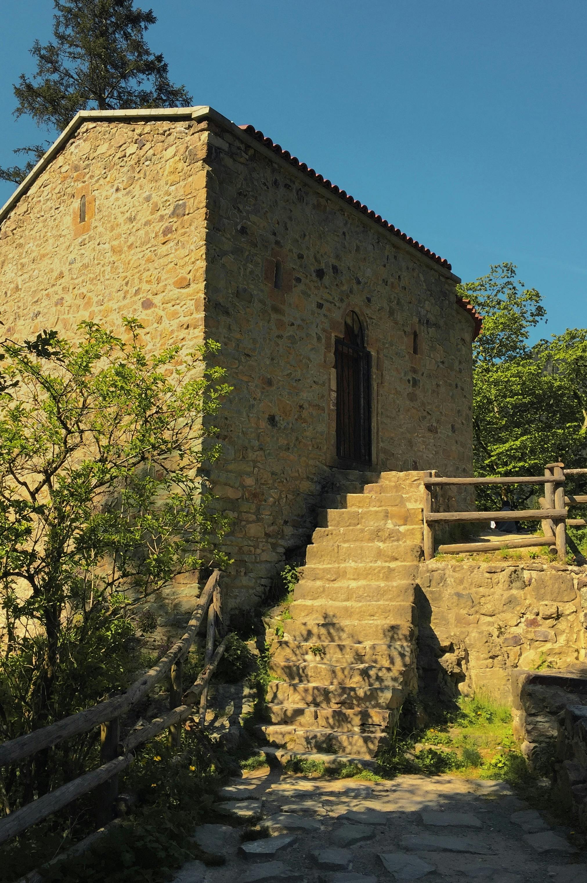 A small stone building with steps leading up to it · Free Stock Photo