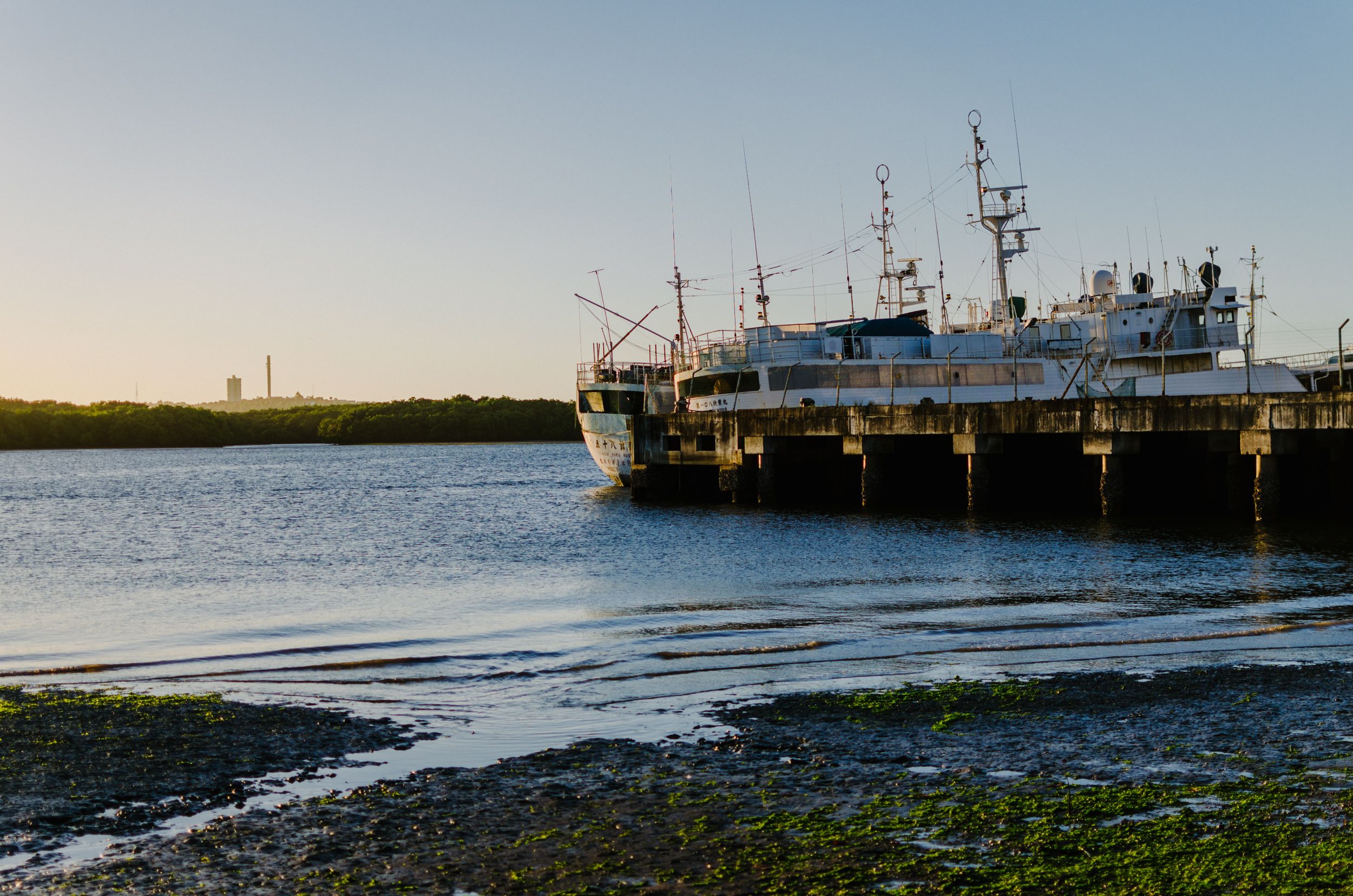 Vessel by the Sea Shore · Free Stock Photo