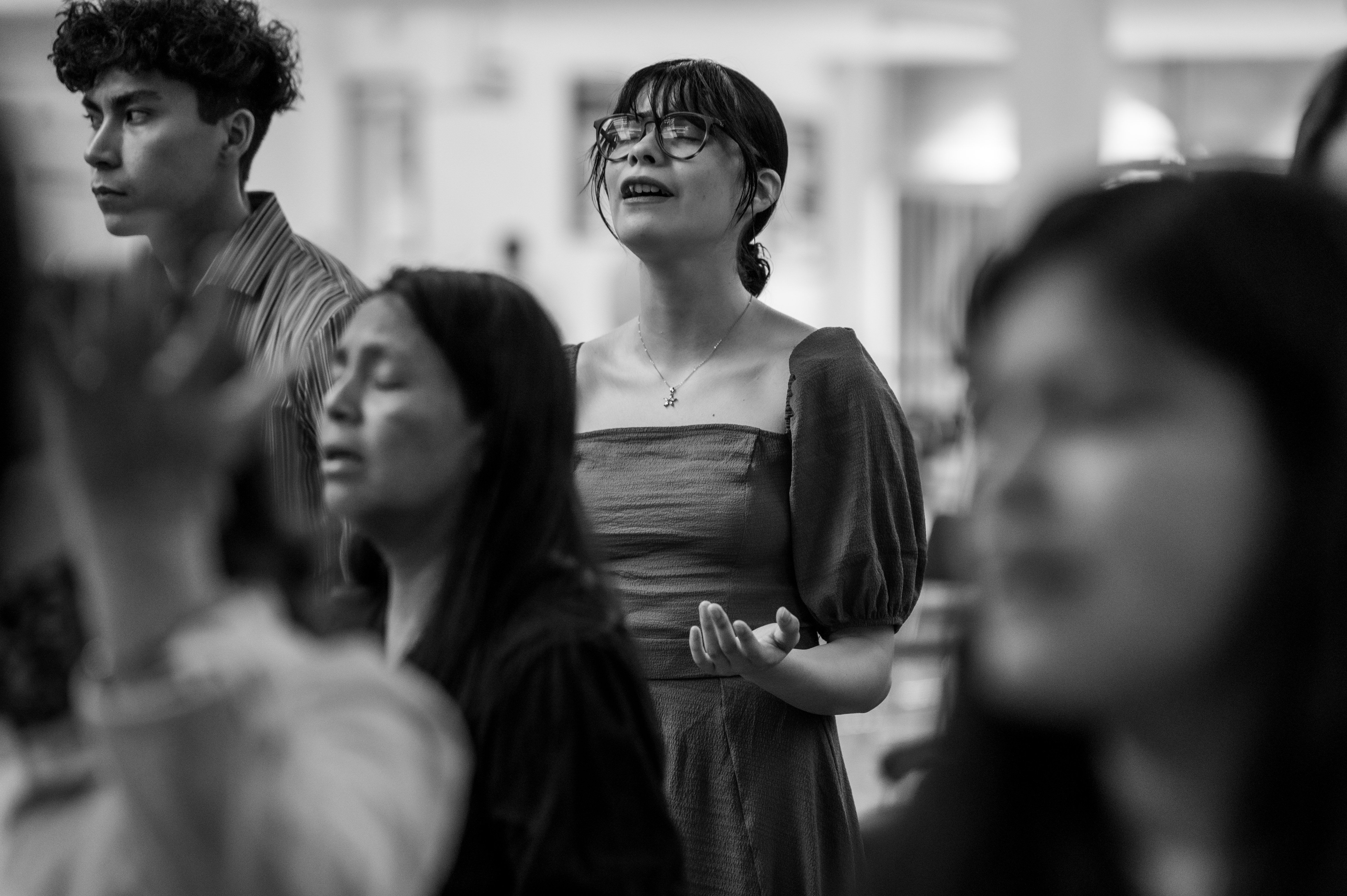 A black and white photo of a woman singing · Free Stock Photo