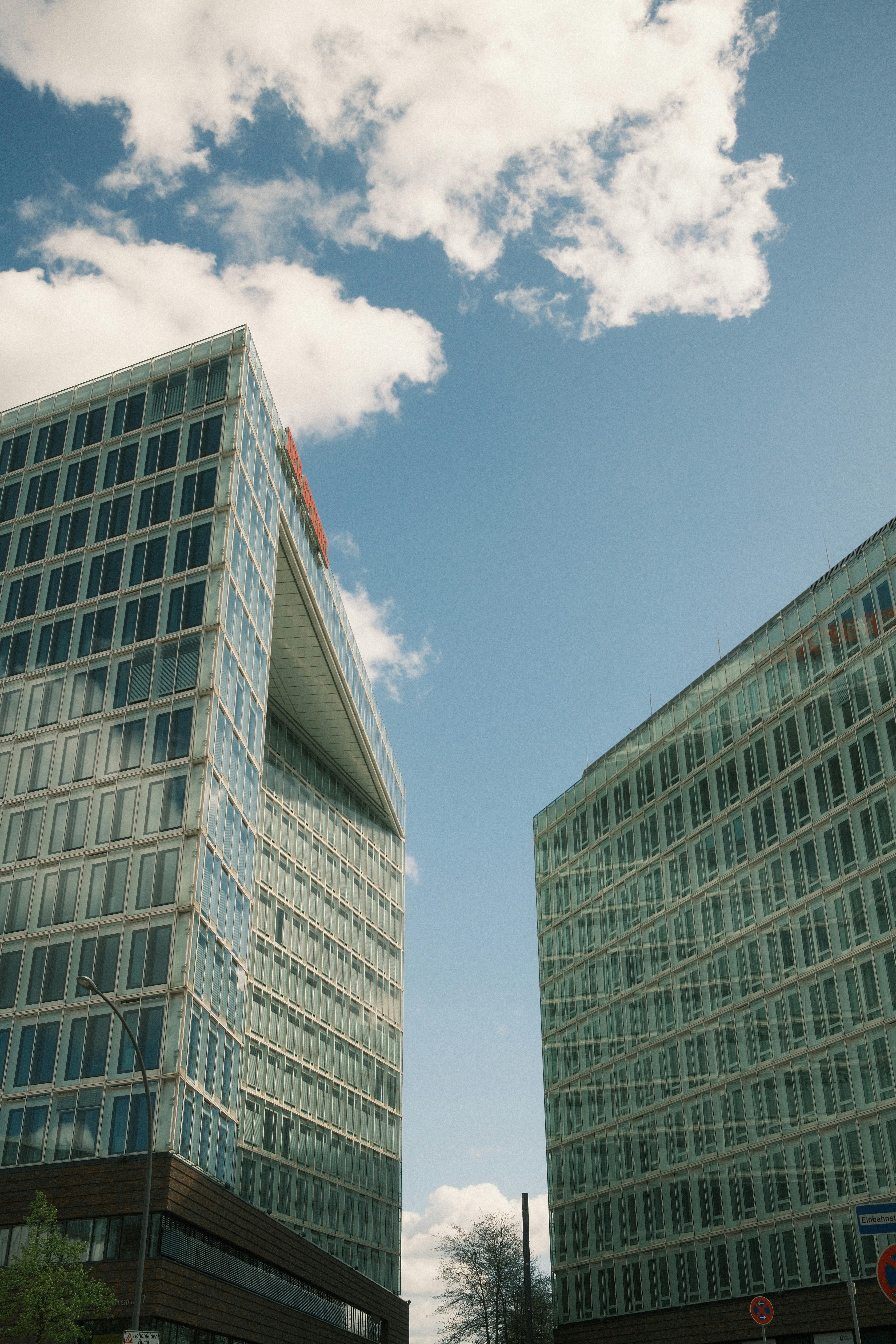 Time Displayed on Top of a Building · Free Stock Photo