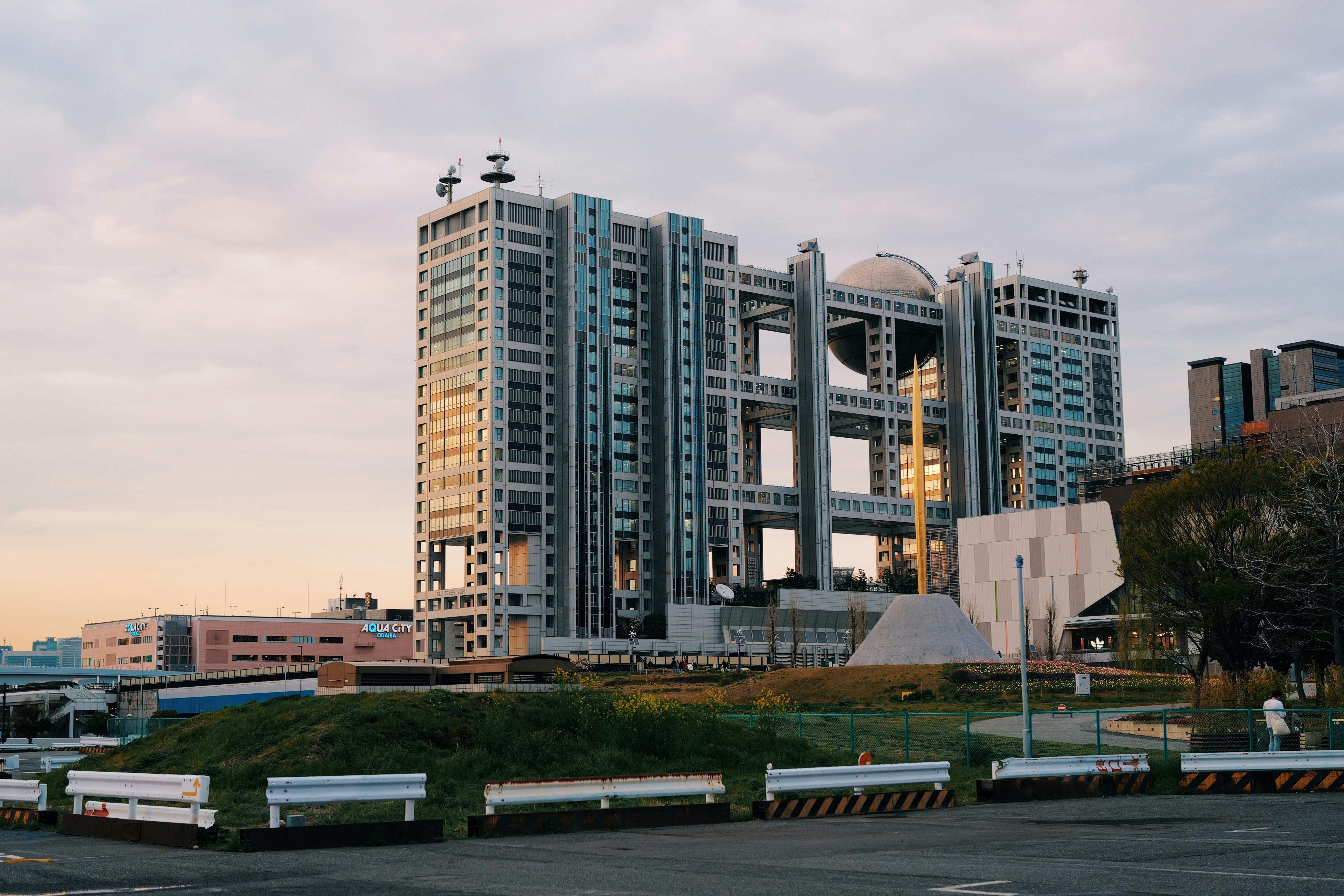 Fuji Broadcasting Center at Dusk · Free Stock Photo