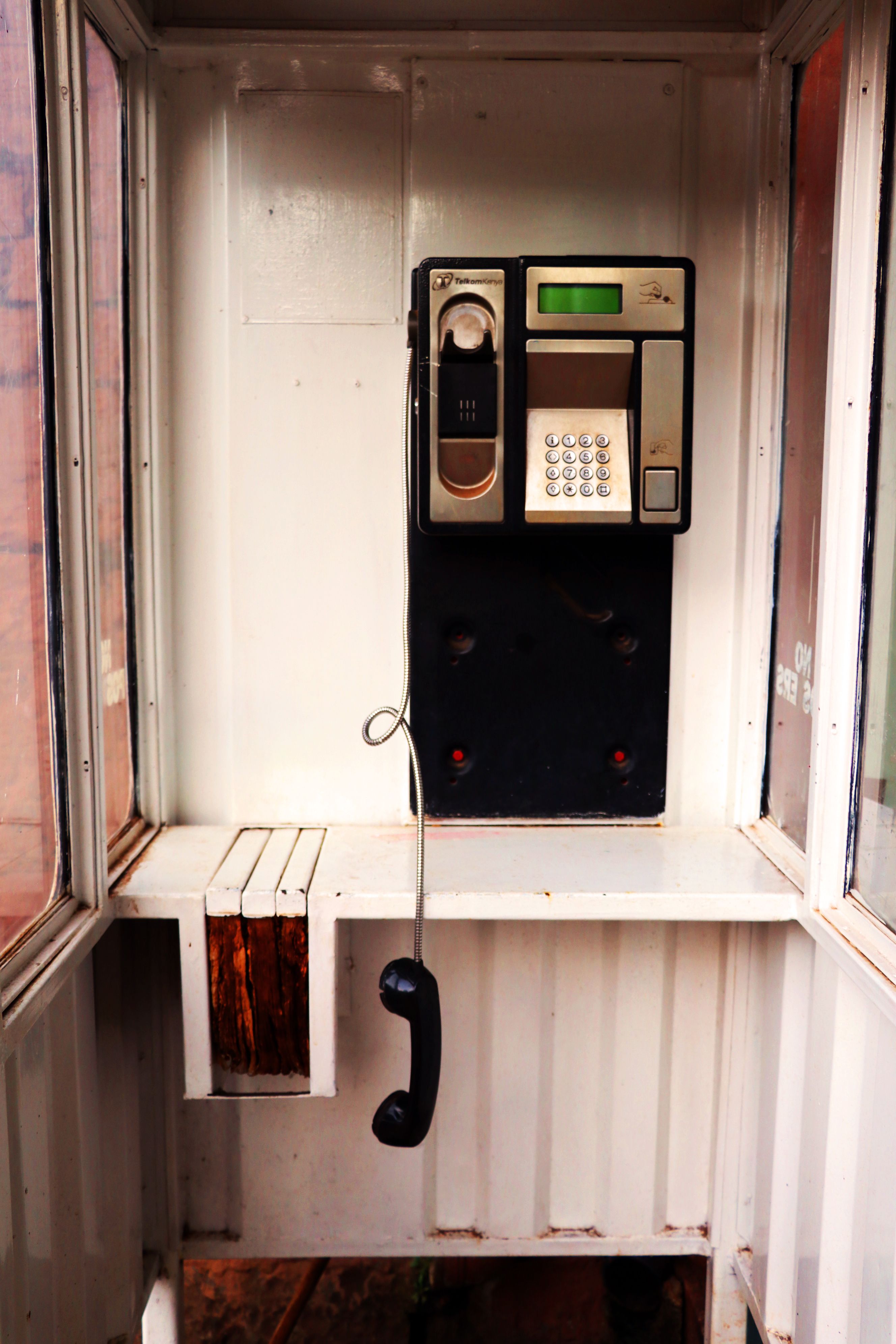 Interior De Una Cabina Telefónica Antigua · Foto de stock gratuita