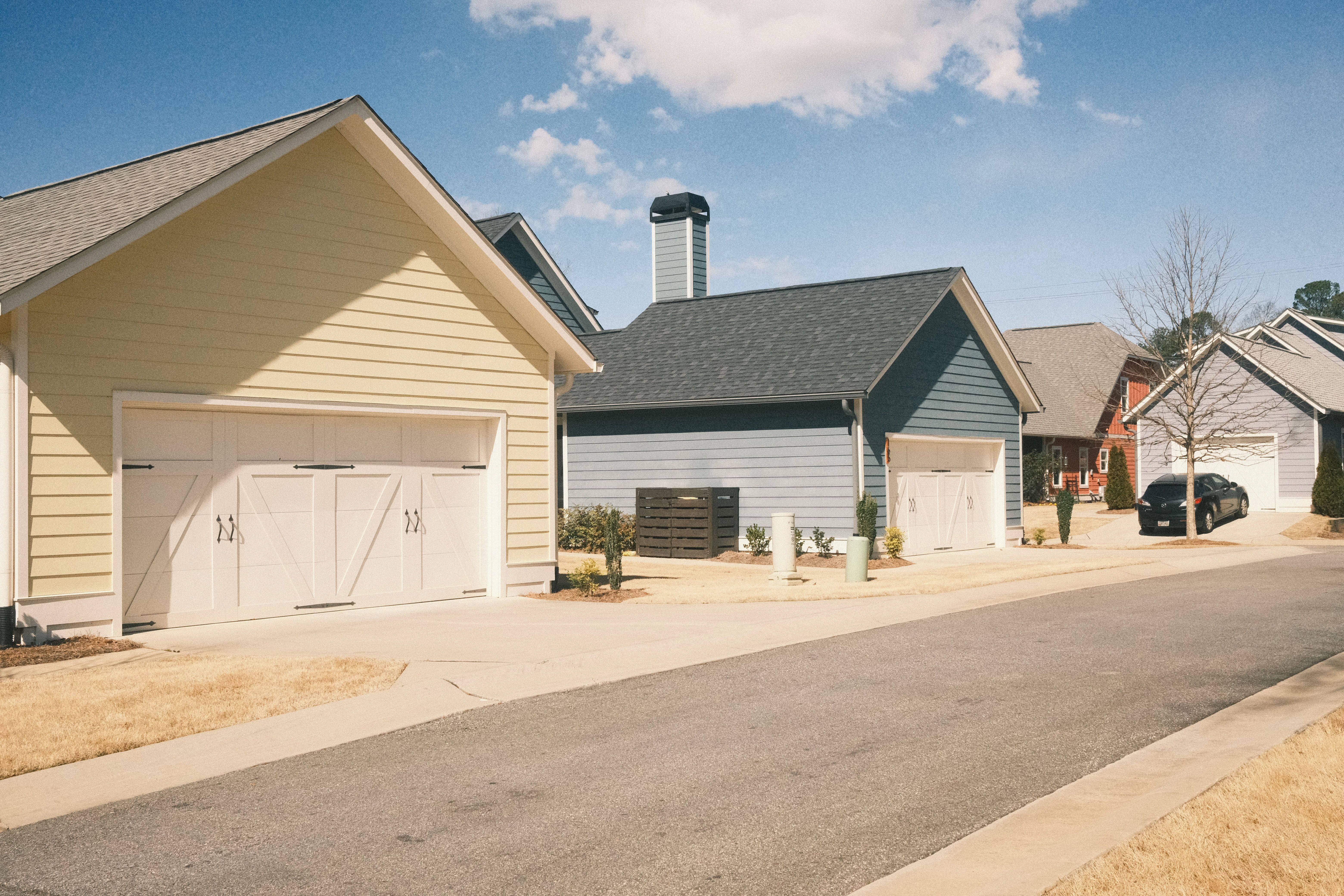Garage Buildings in Suburban Neighborhood · Free Stock Photo