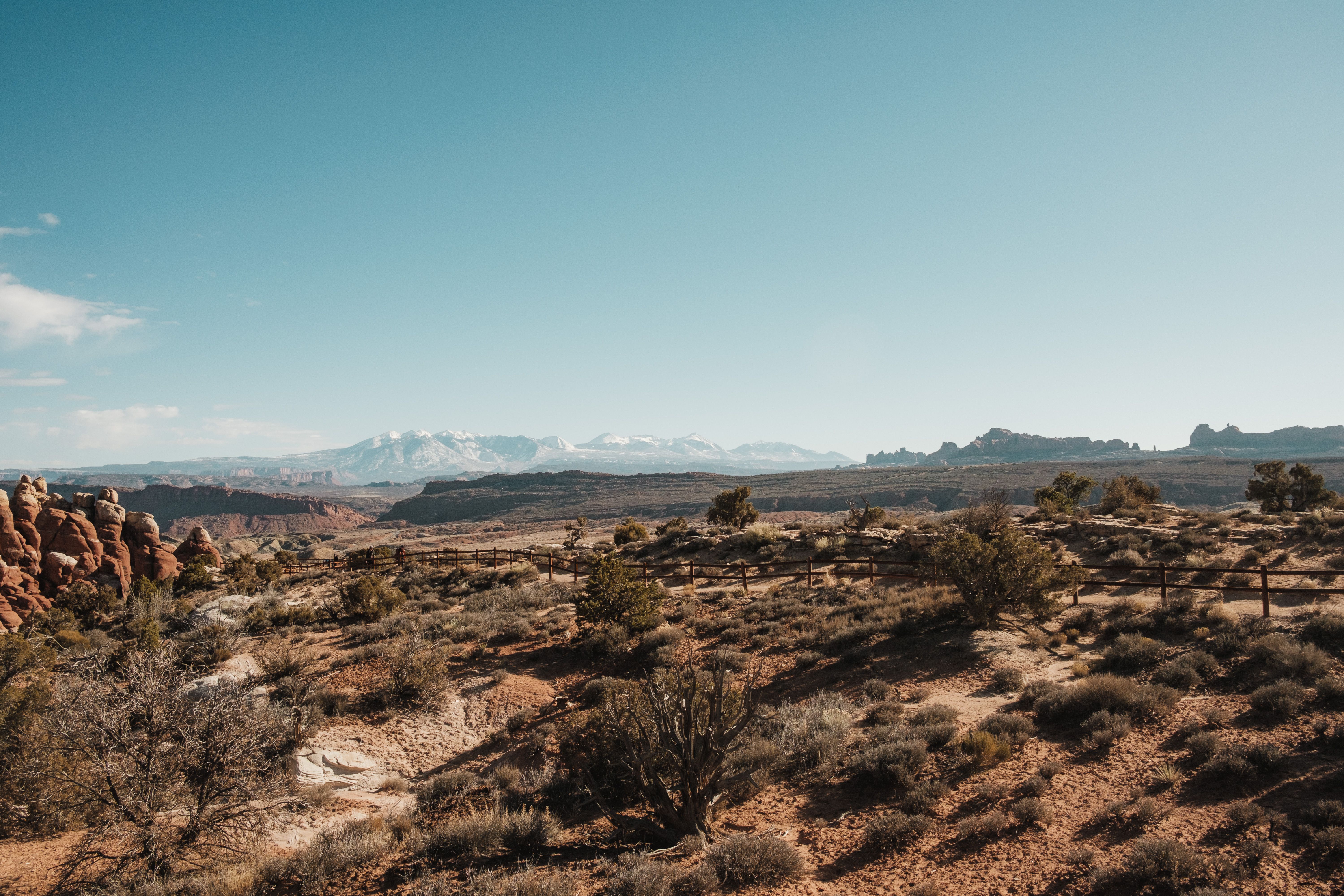 A desert landscape with mountains in the background · Free Stock Photo