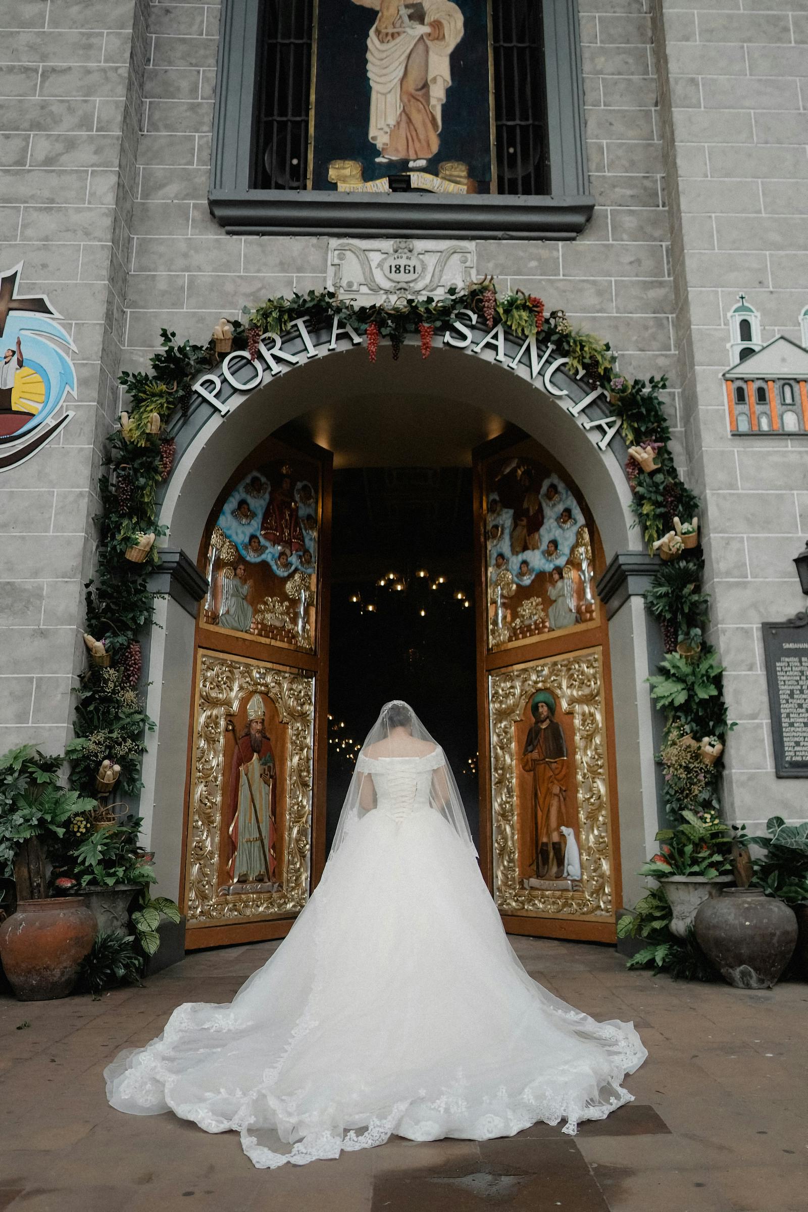 Entering Church Photos, Download The BEST Free Entering Church Stock ...