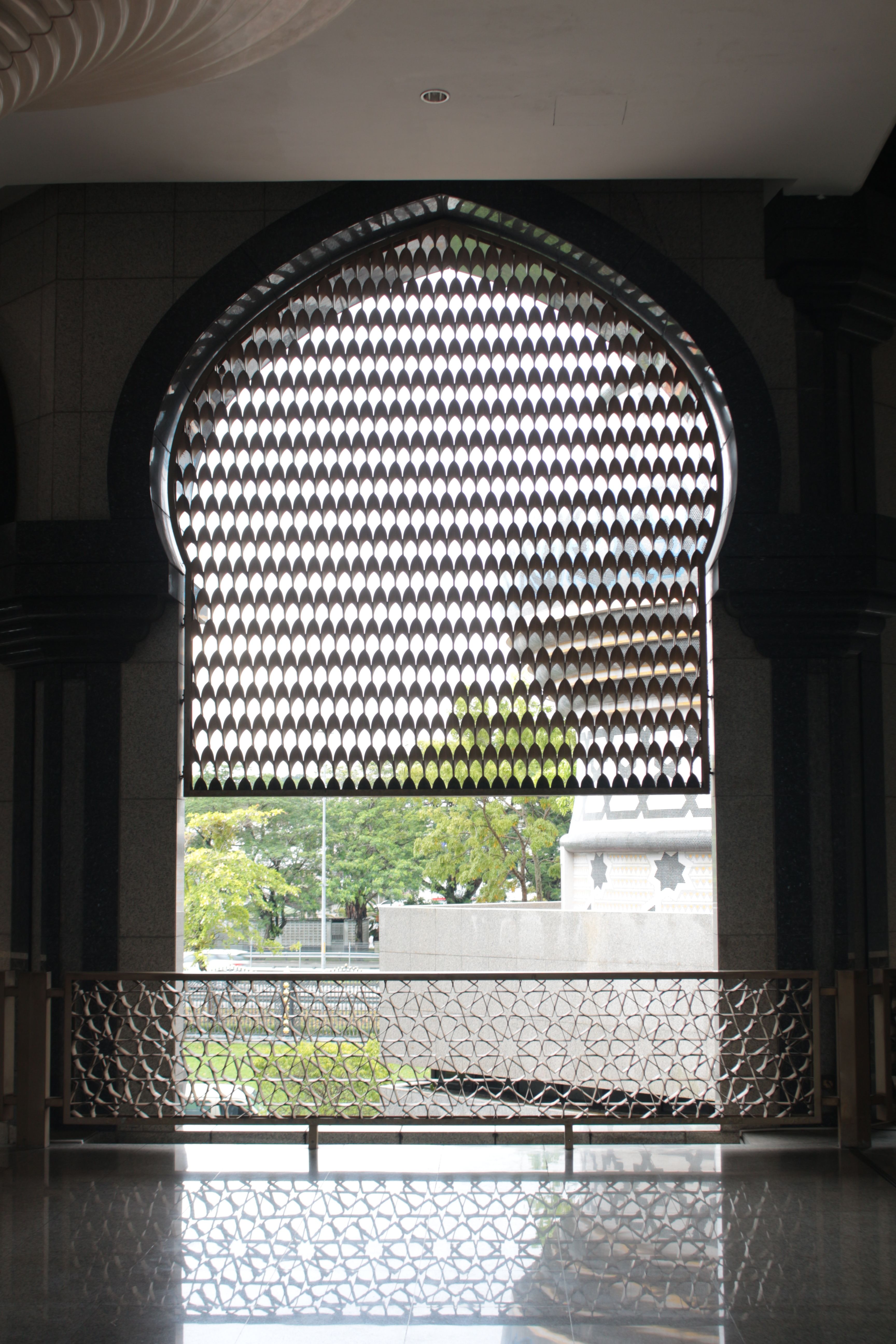 Arch with a Decorative Latticework in a Mosque · Free Stock Photo