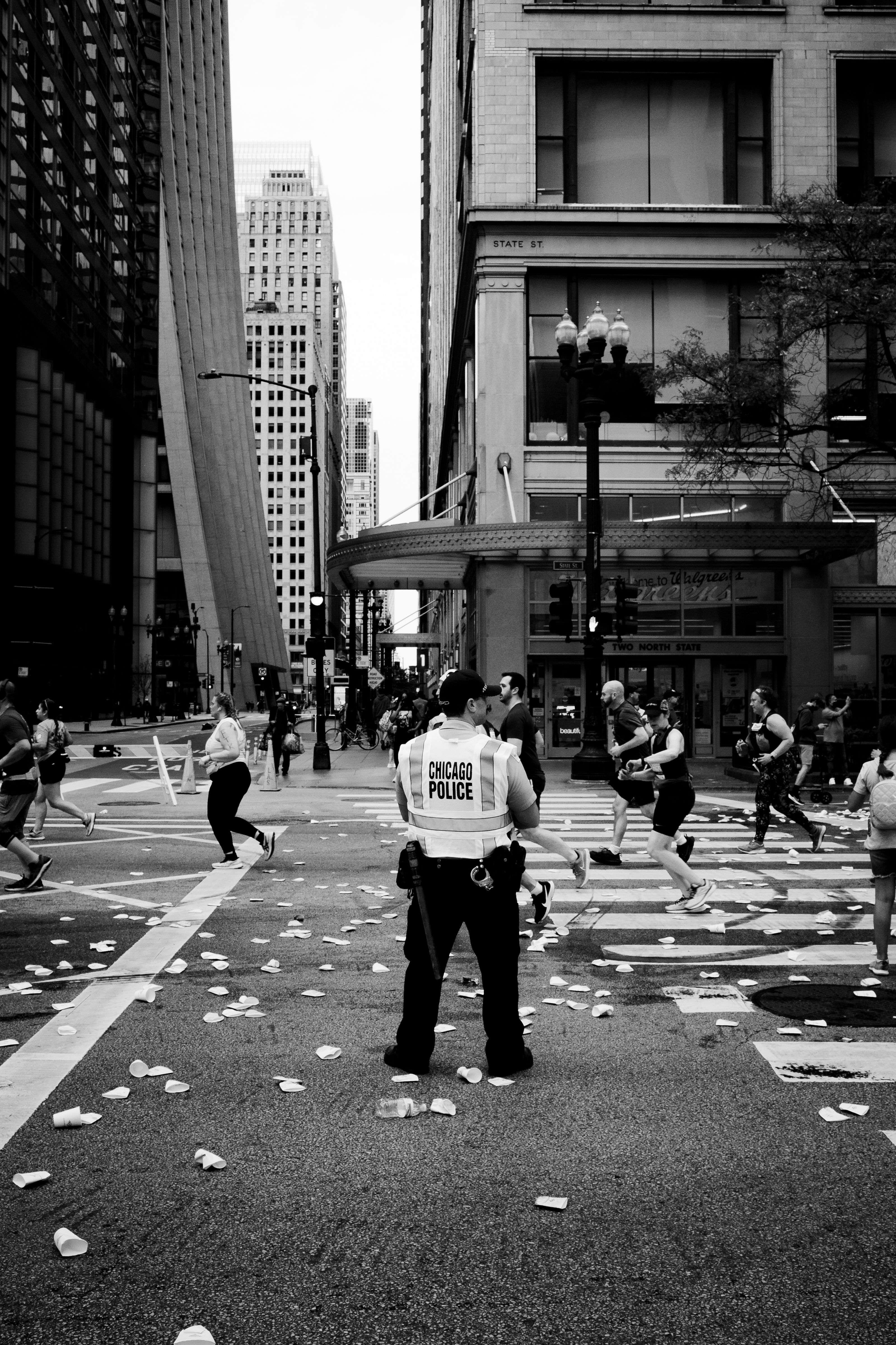 Police Officer and Runners of Chicago Marathon on Street · Free Stock Photo